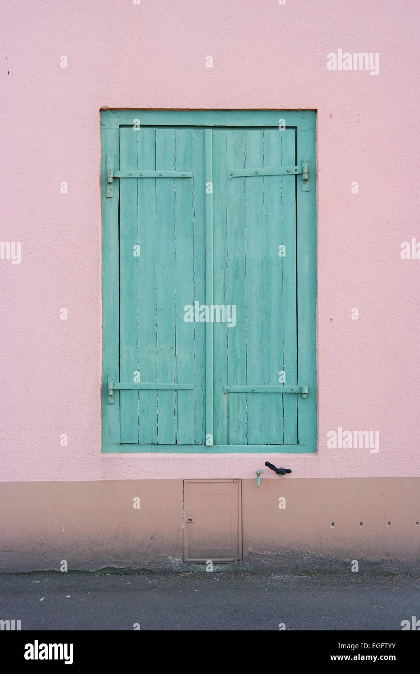 Pink house green shutters hi-res stock photography and images - Alamy