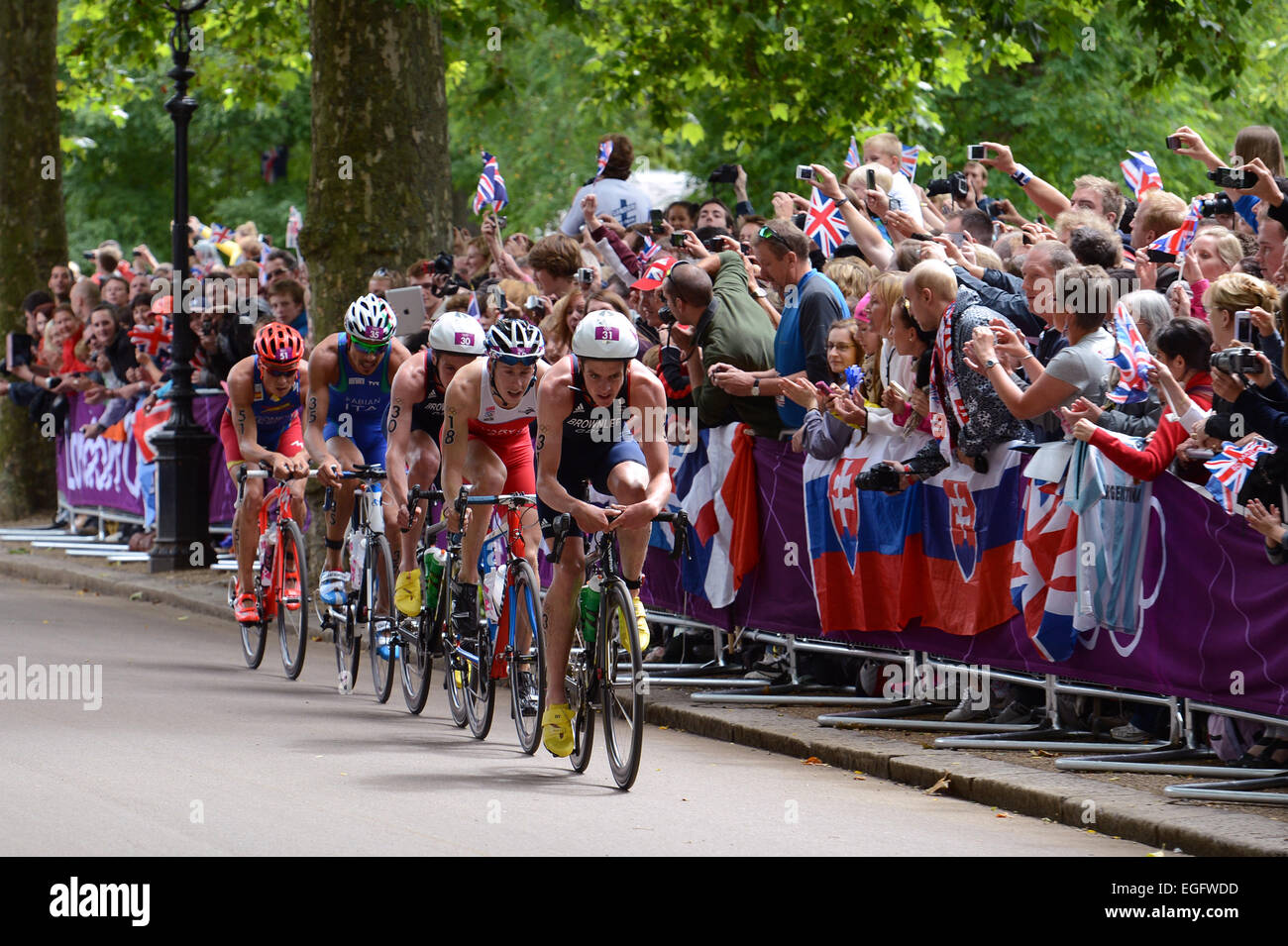 Olympics 2012, Summer cyclists racing in Hyde Park n England in a ...