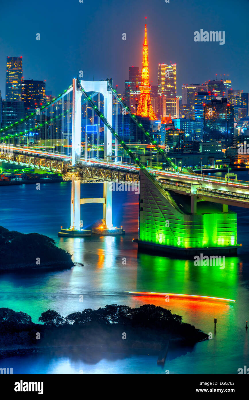 Tokyo skyline with Tokyo tower and rainbow bridge. Tokyo, Japan Stock ...