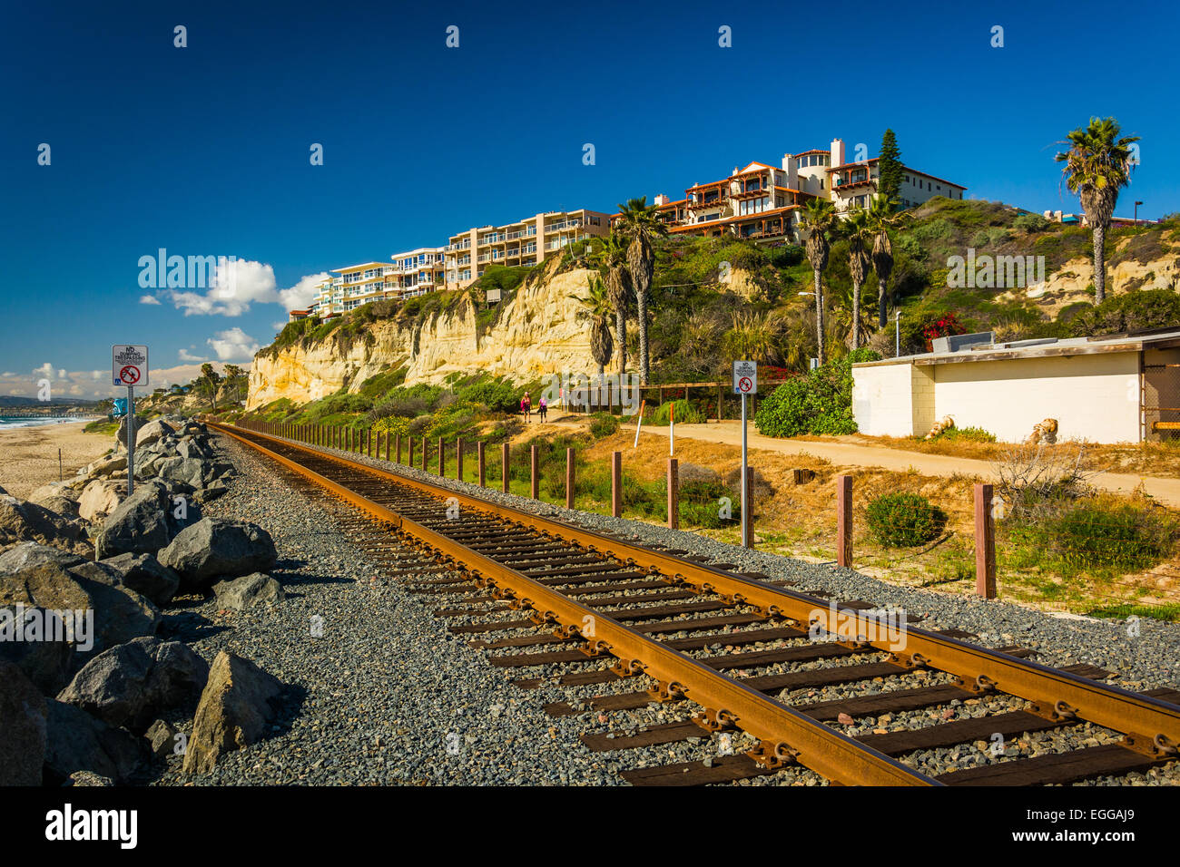 Rail tracks along the pacific ocean beach hi-res stock photography and ...