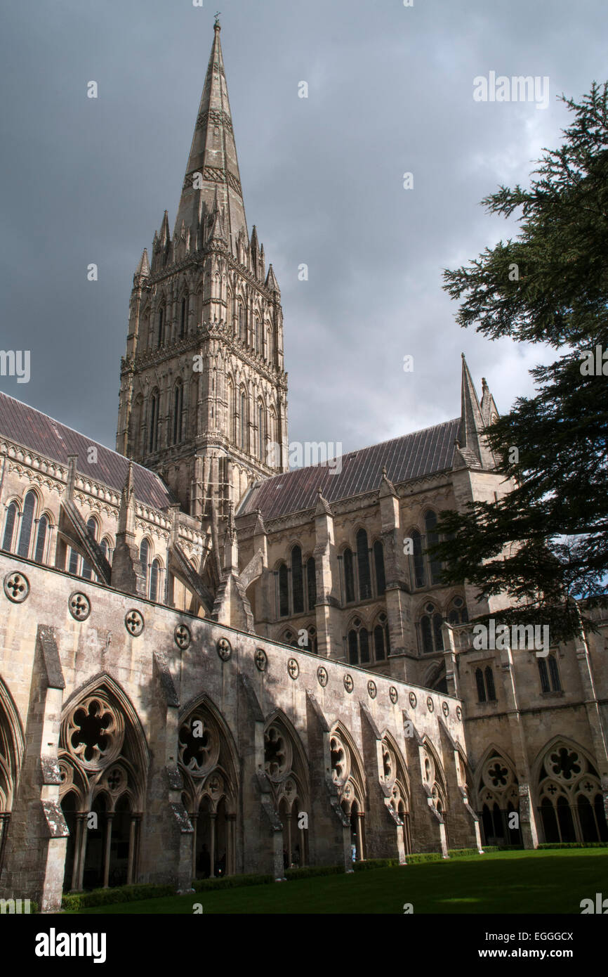 Salisbury Cathedral was build between 1220 and 1258 and is considered ...