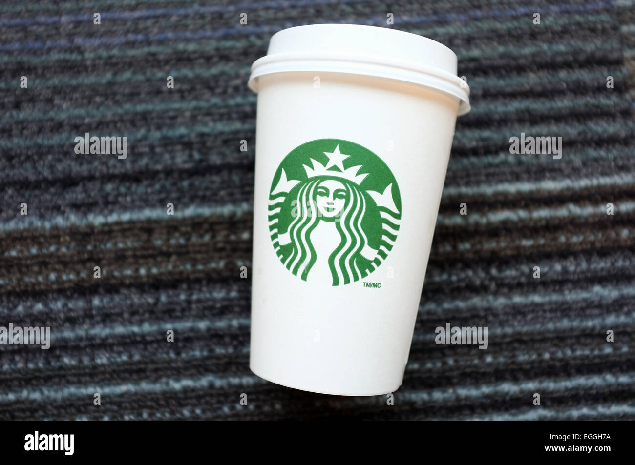 A cardboard starbucks coffee cup Stock Photo - Alamy