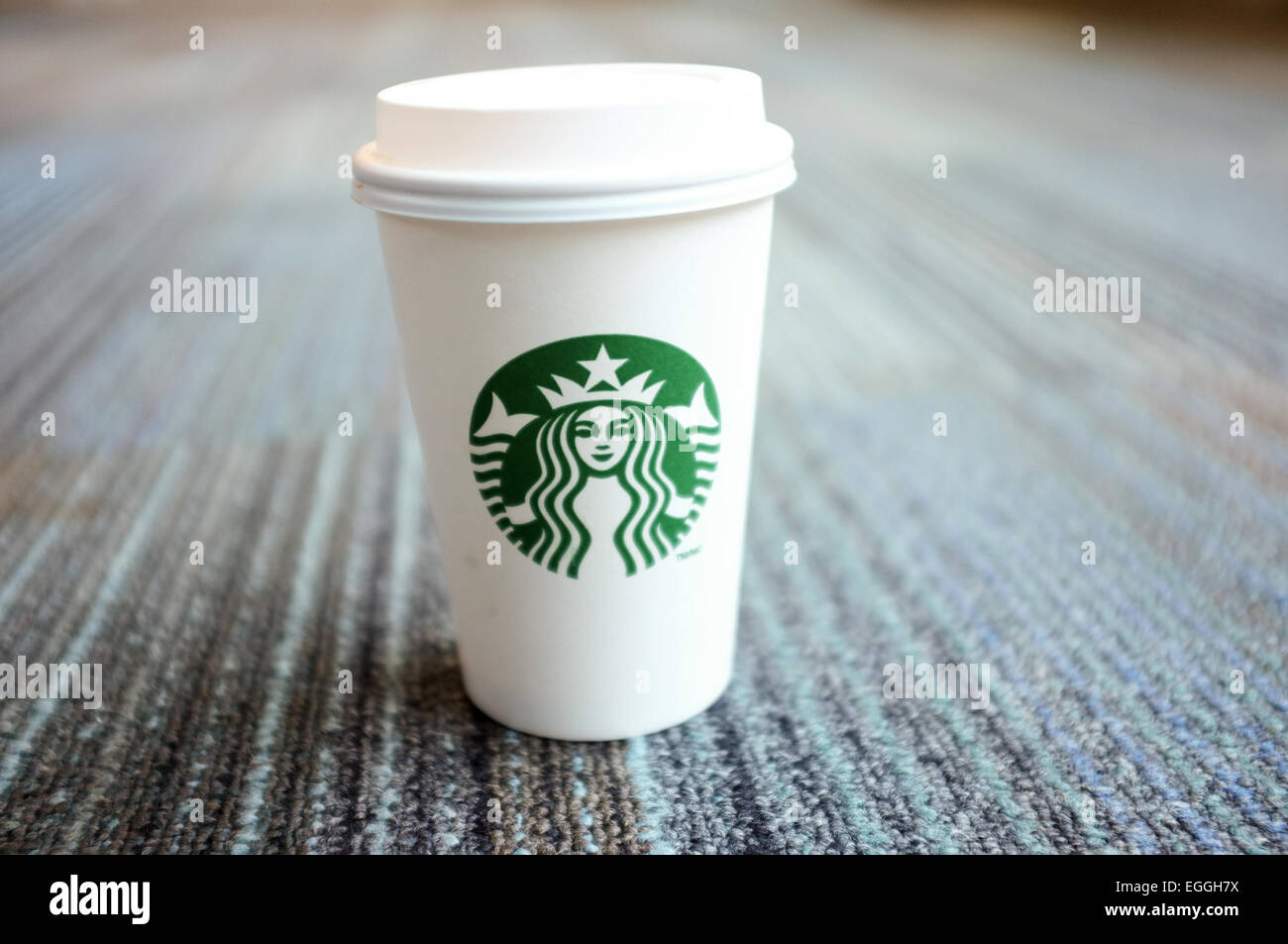 A cardboard starbucks coffee cup Stock Photo - Alamy