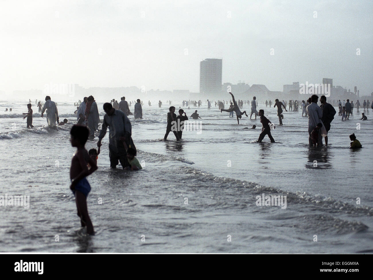 Sunday on karachi beach Pakistan Stock Photo - Alamy
