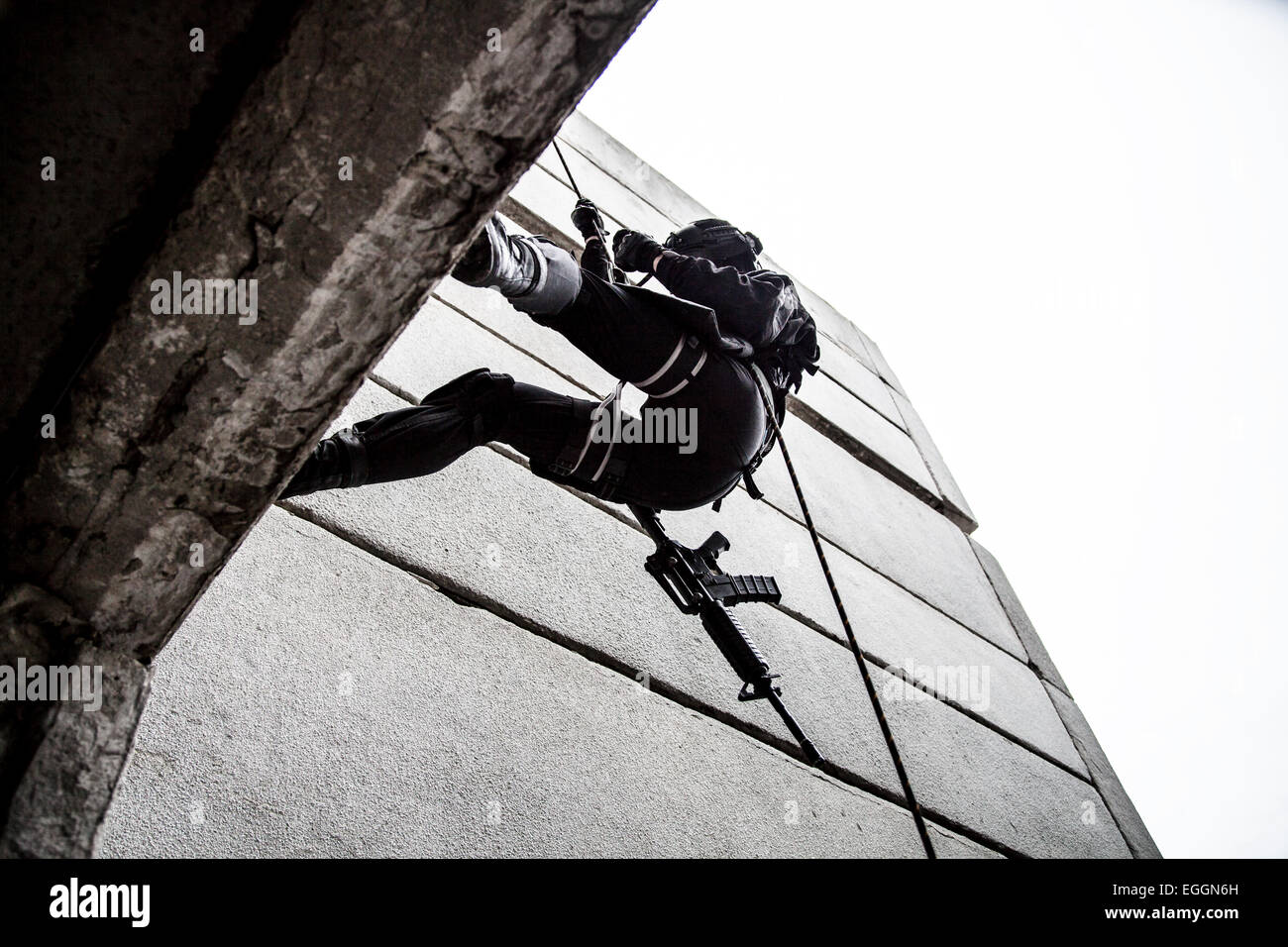 American swat rappelling hi-res stock photography and images - Alamy