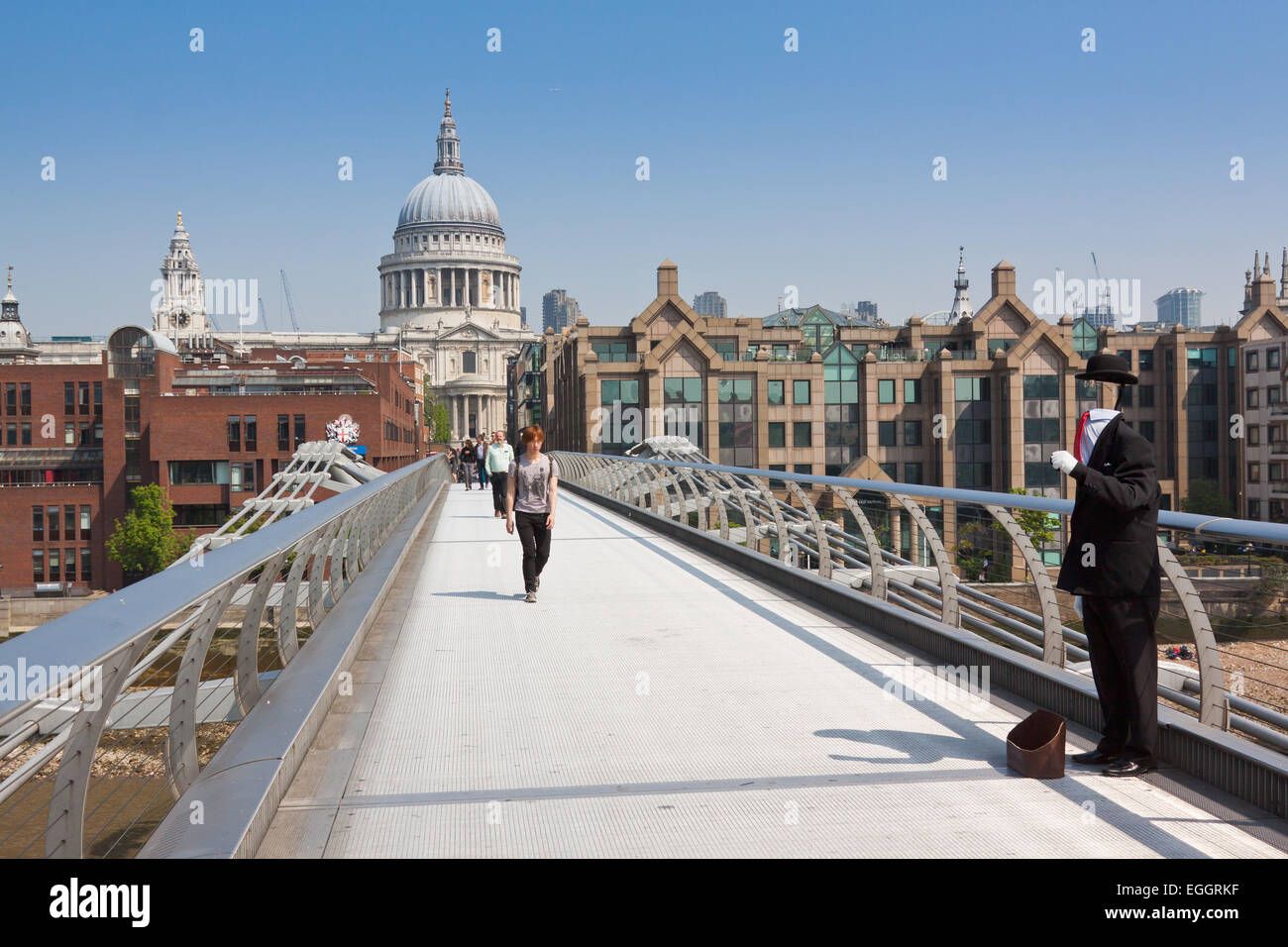 Tourists walk past office hi-res stock photography and images - Alamy