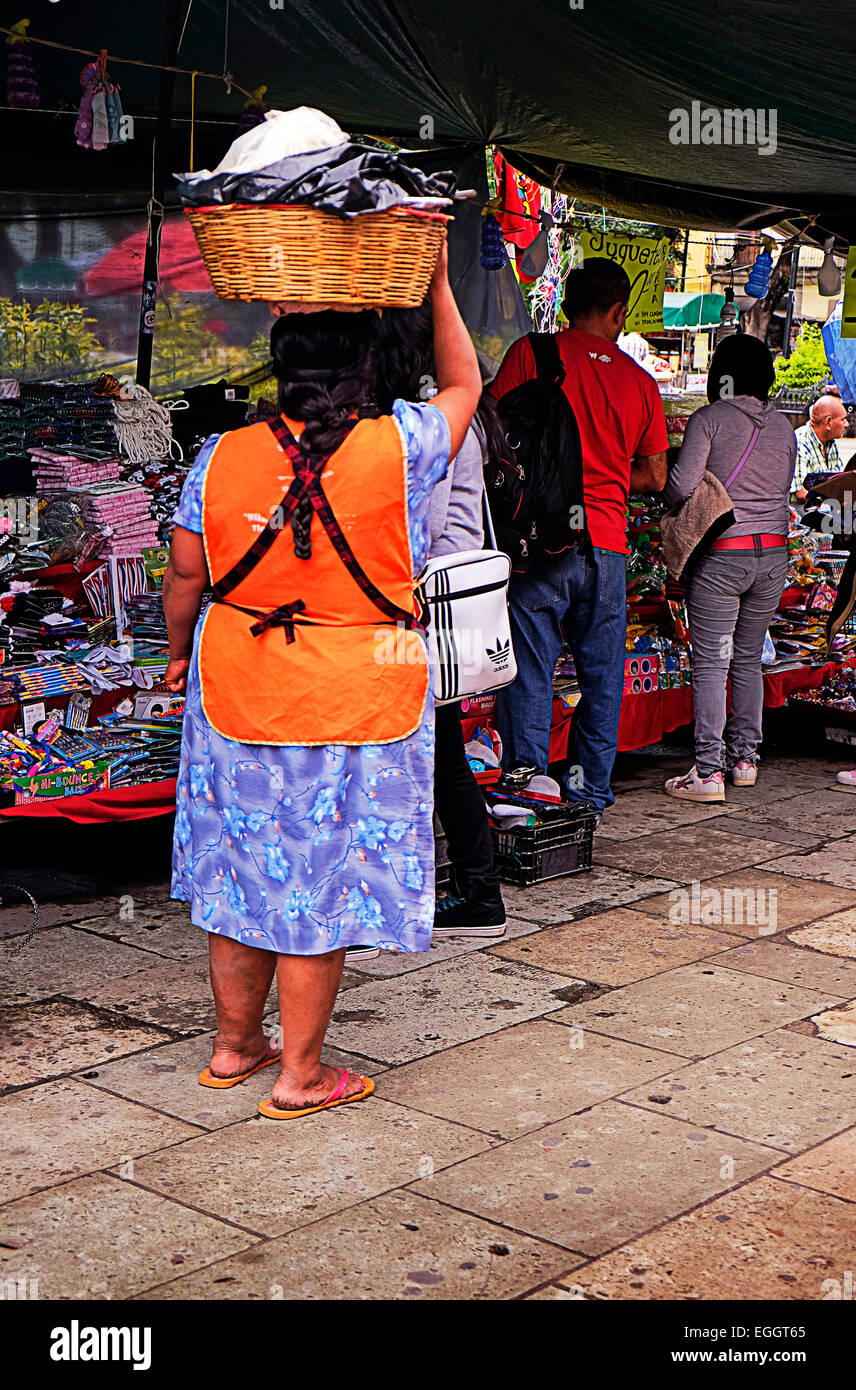 Woman carrying basket on head hi-res stock photography and images - Alamy