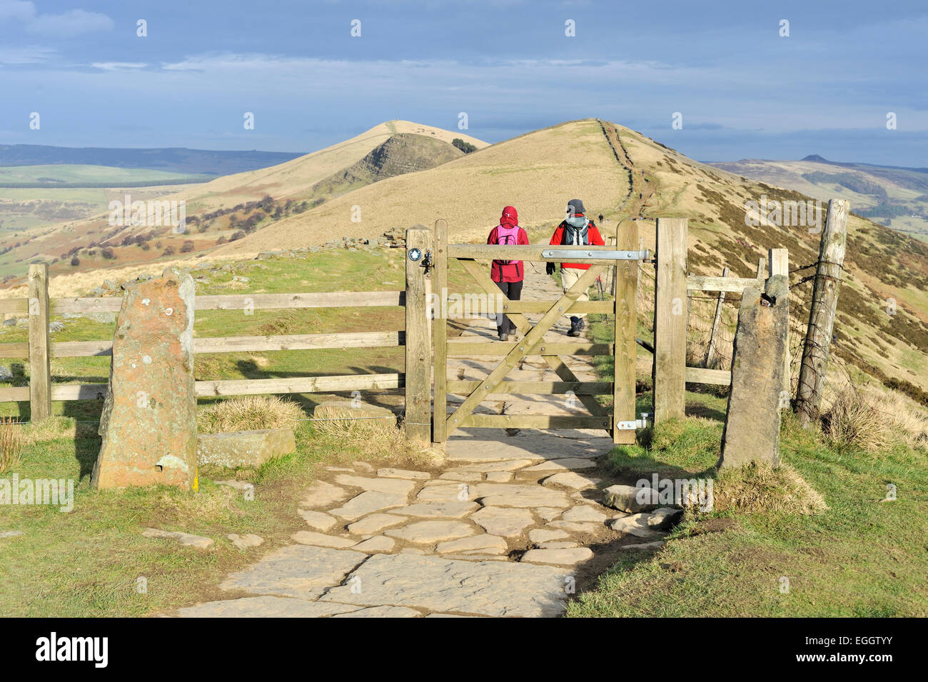 Path from Mam Tor towards Hollins Cross, Back Tor and Lose Hill, Peak ...