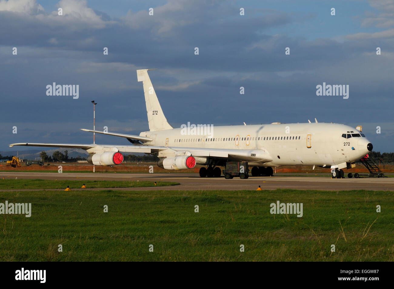 Side view boeing 707 jet hi-res stock photography and images - Alamy