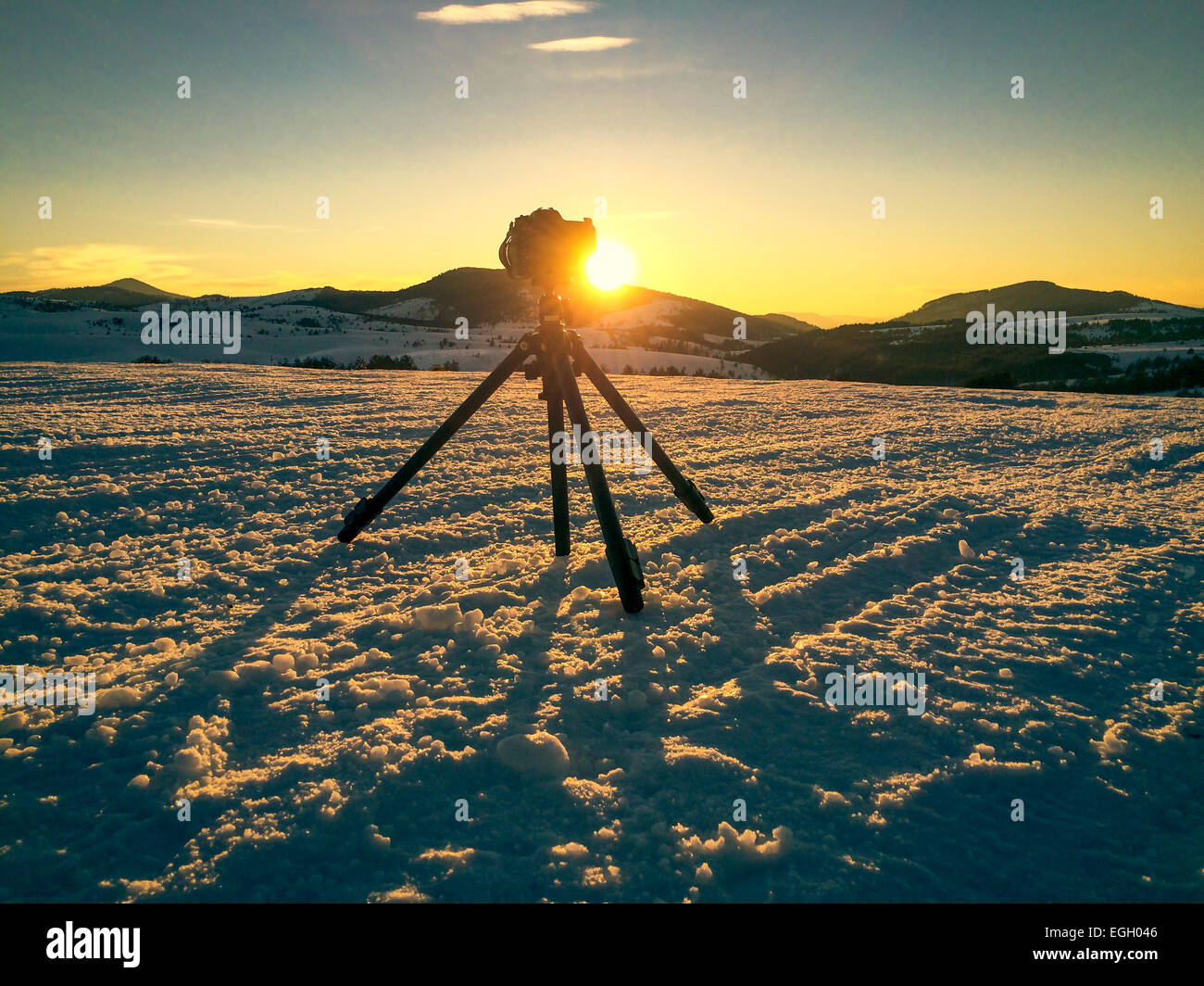 Camera on tripod shooting mountin landscape in sunset Stock Photo - Alamy