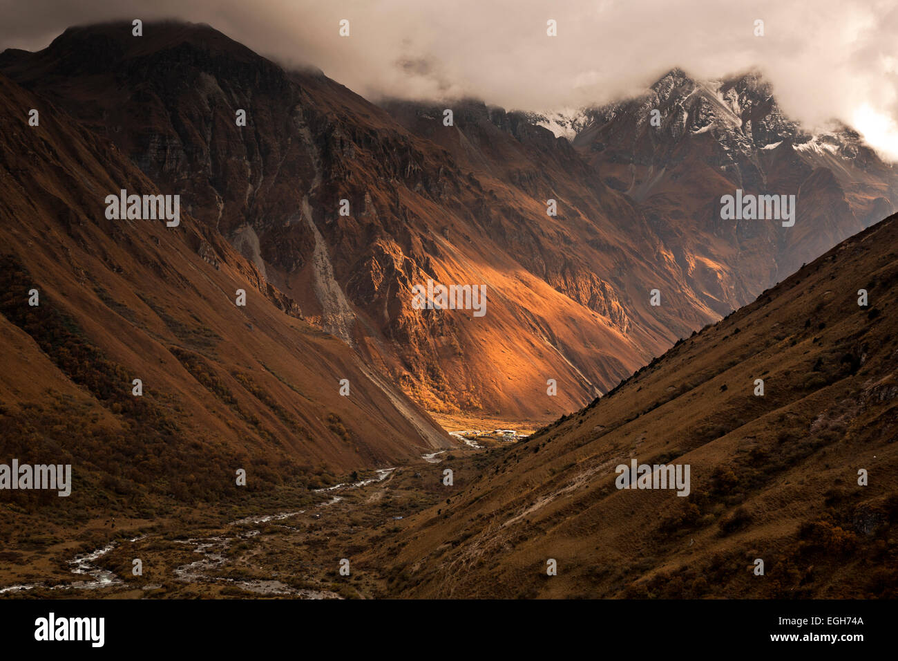 BU00202-00...BHUTAN - Sunset over the village of Dangochang in the ...