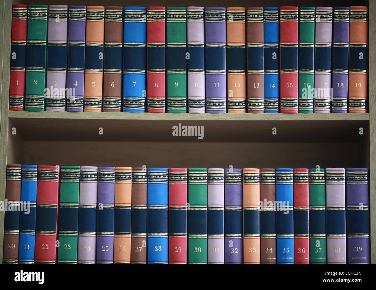 Standing at bookshelf hi-res stock photography and images - Alamy