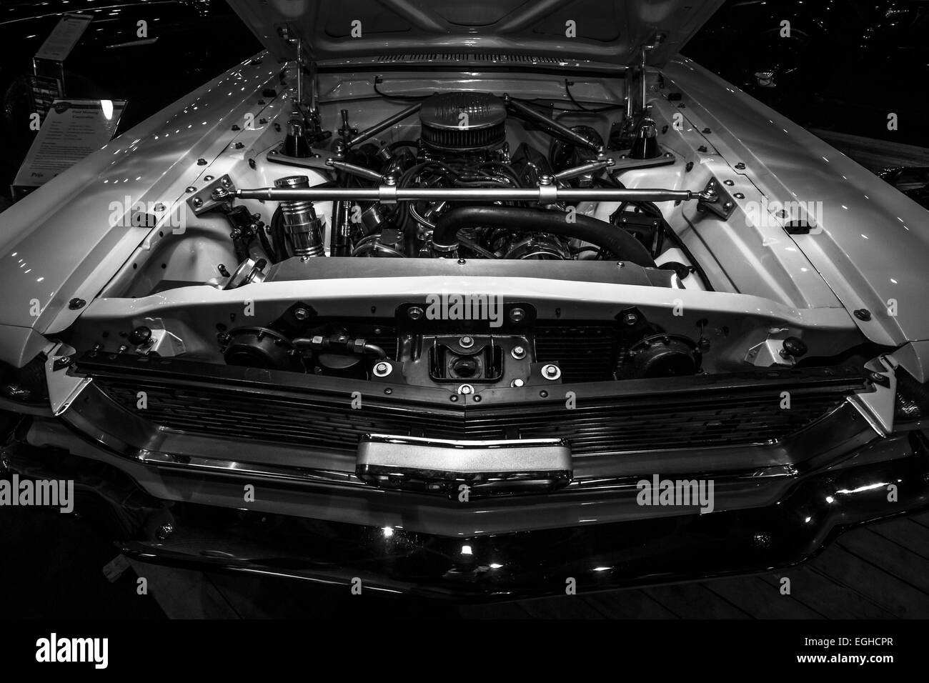 Engine Windsor HiPo V8 of the Ford Mustang (first generation Stock ...
