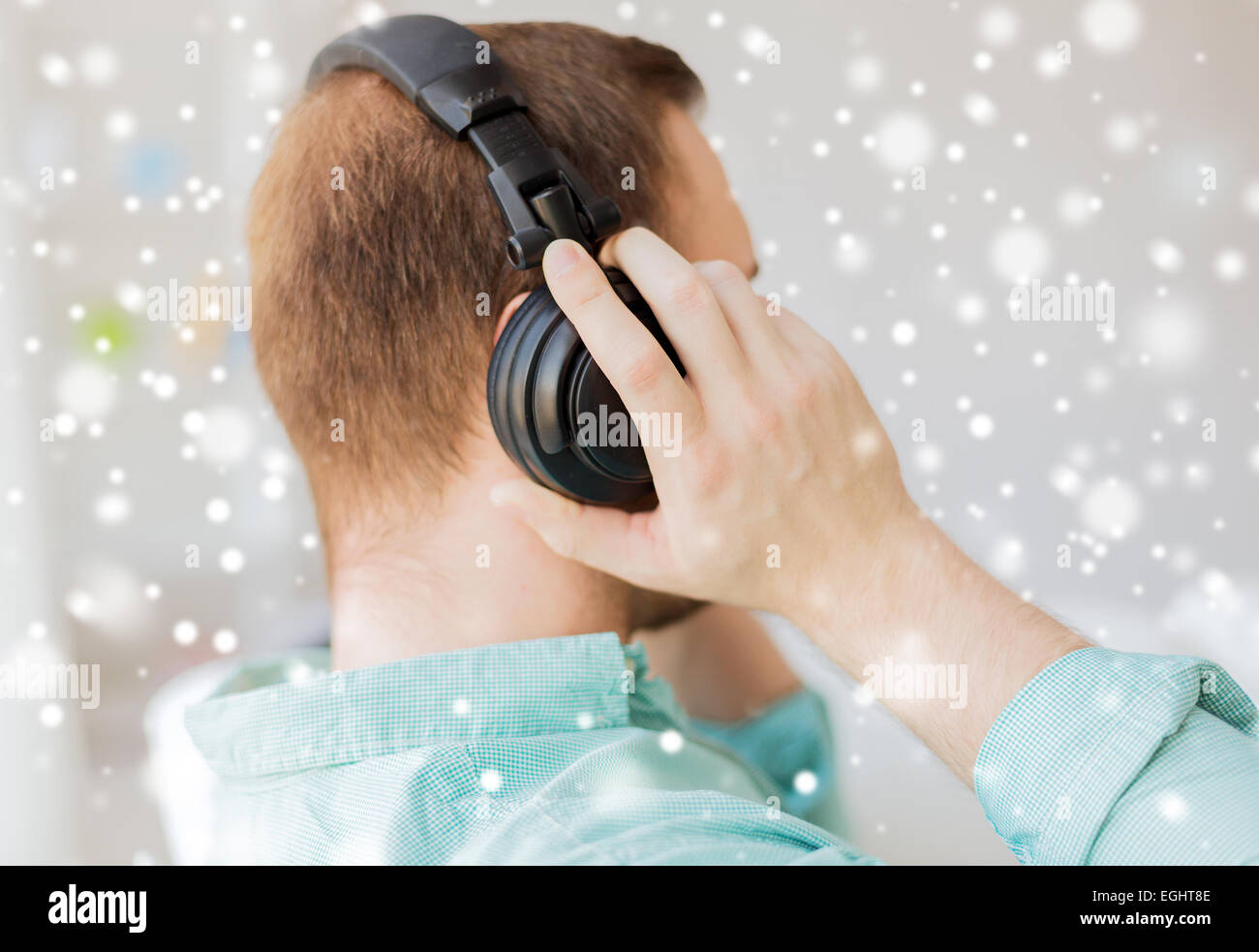 Back of head headphones hi-res stock photography and images - Alamy
