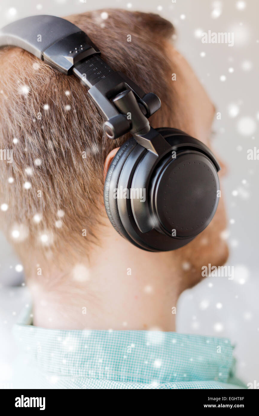 Back of head headphones hi-res stock photography and images - Alamy