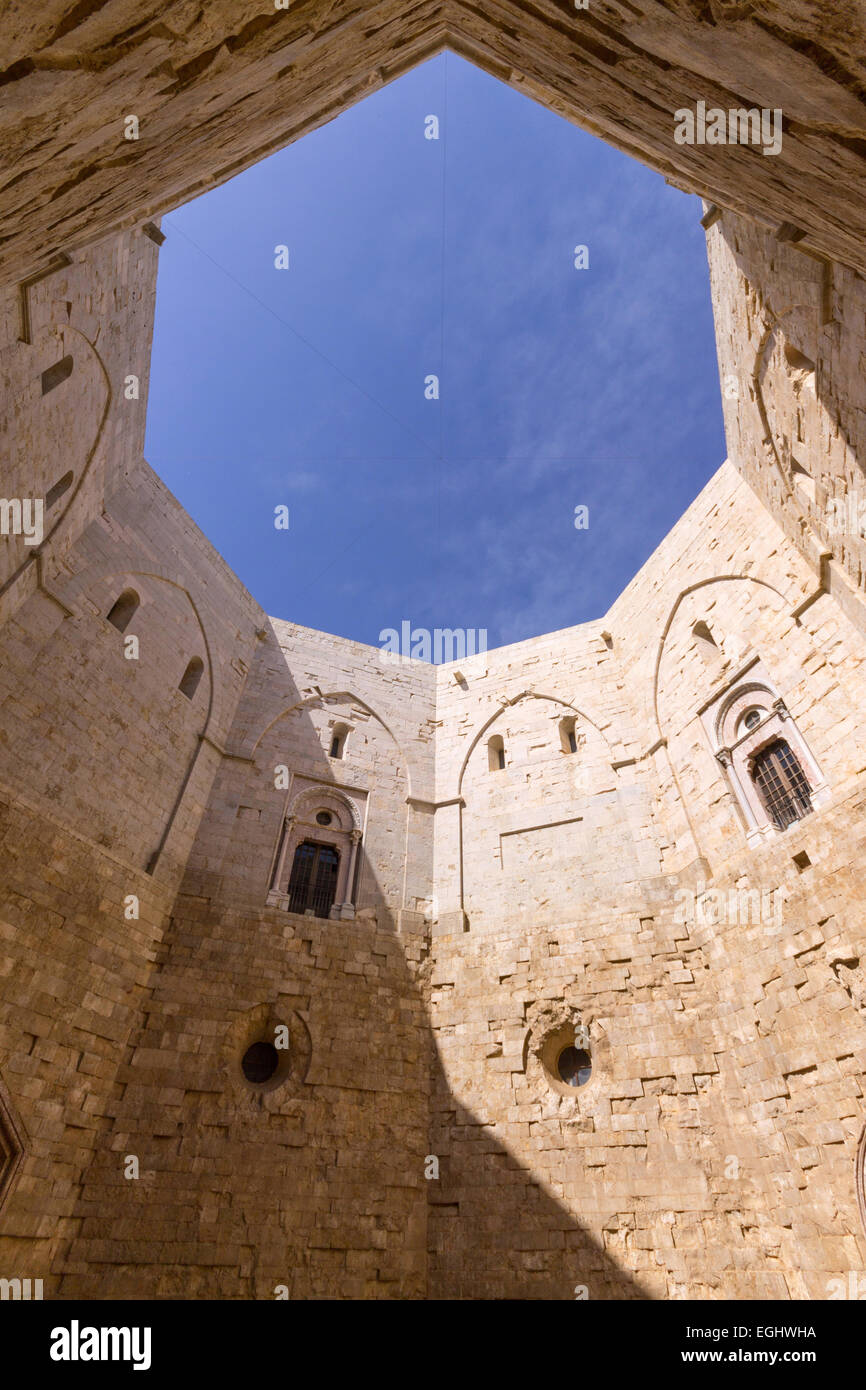 Castel de monte apulia hi-res stock photography and images - Alamy