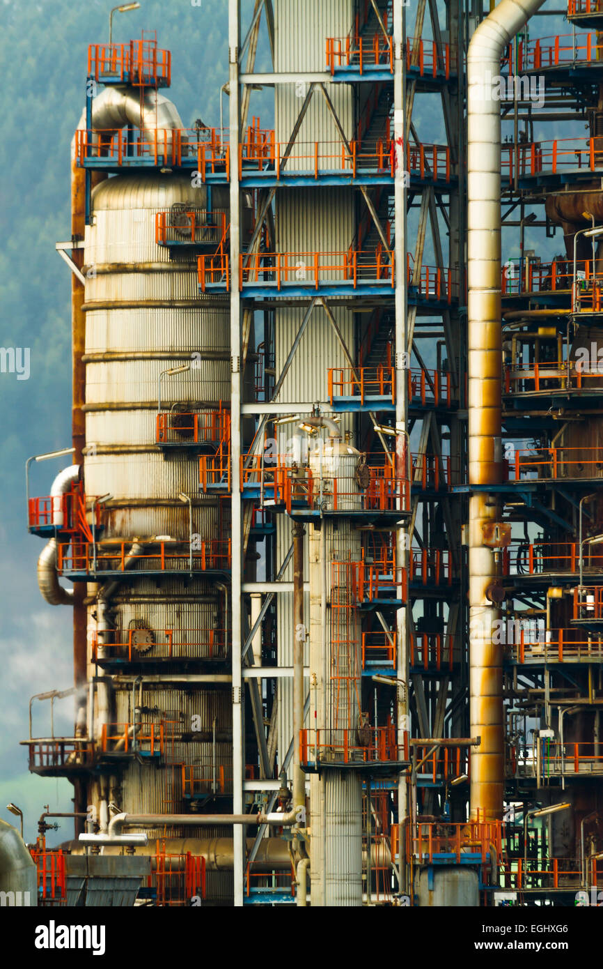 Refinery installation hi-res stock photography and images - Alamy