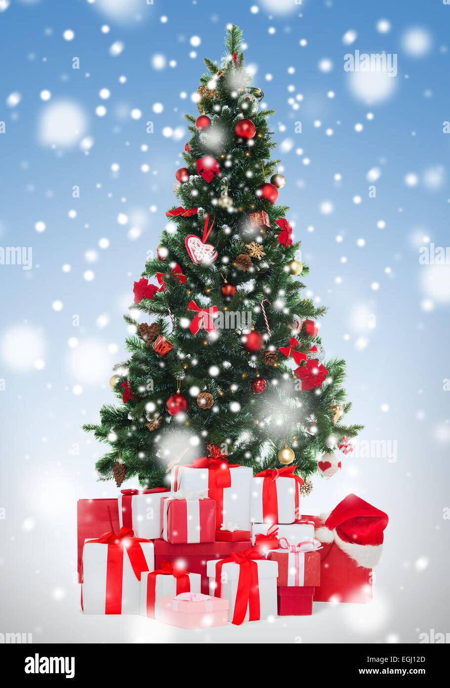 christmas tree and presents Stock Photo - Alamy