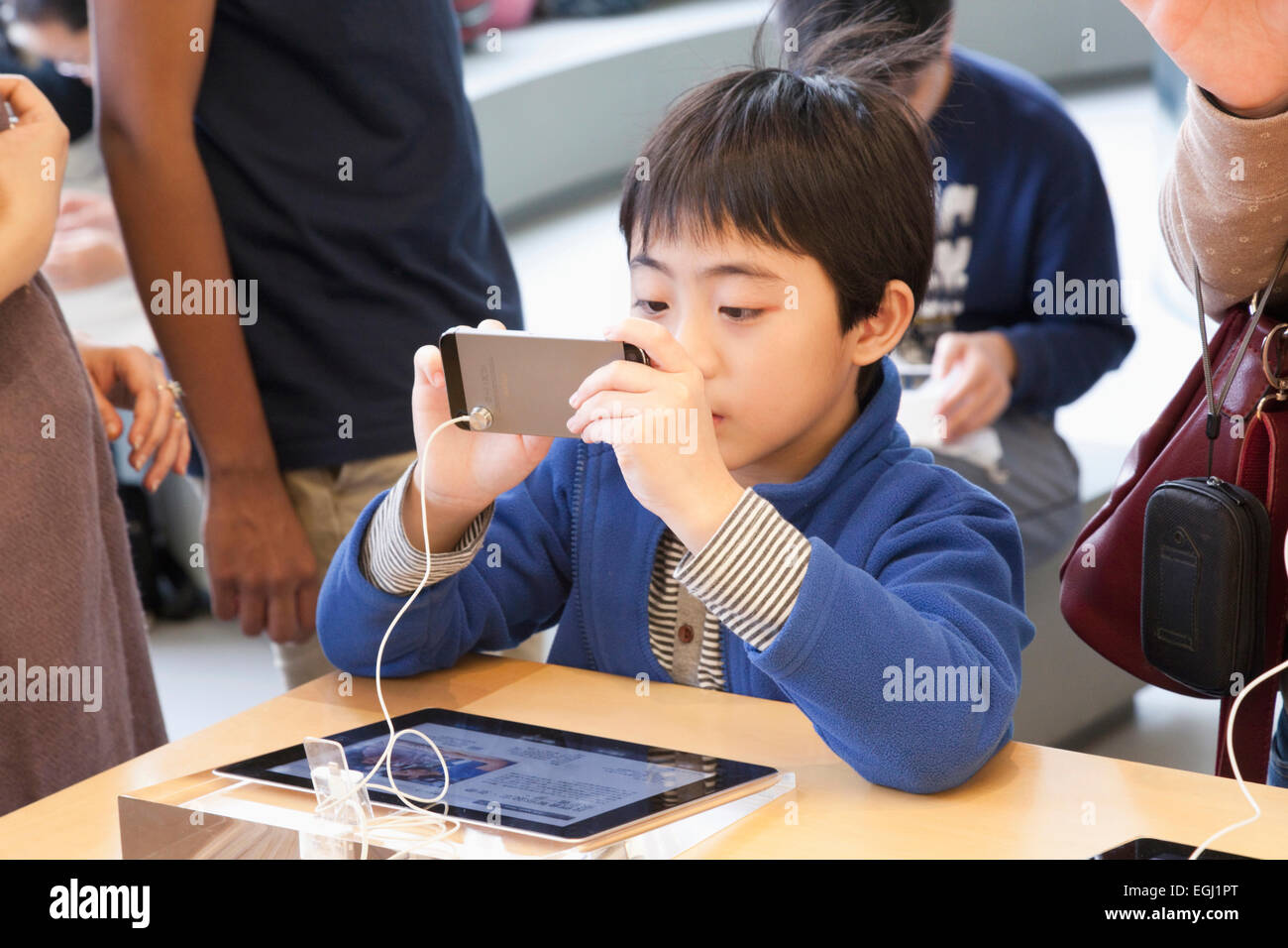 Children playing iphones hi-res stock photography and images - Alamy