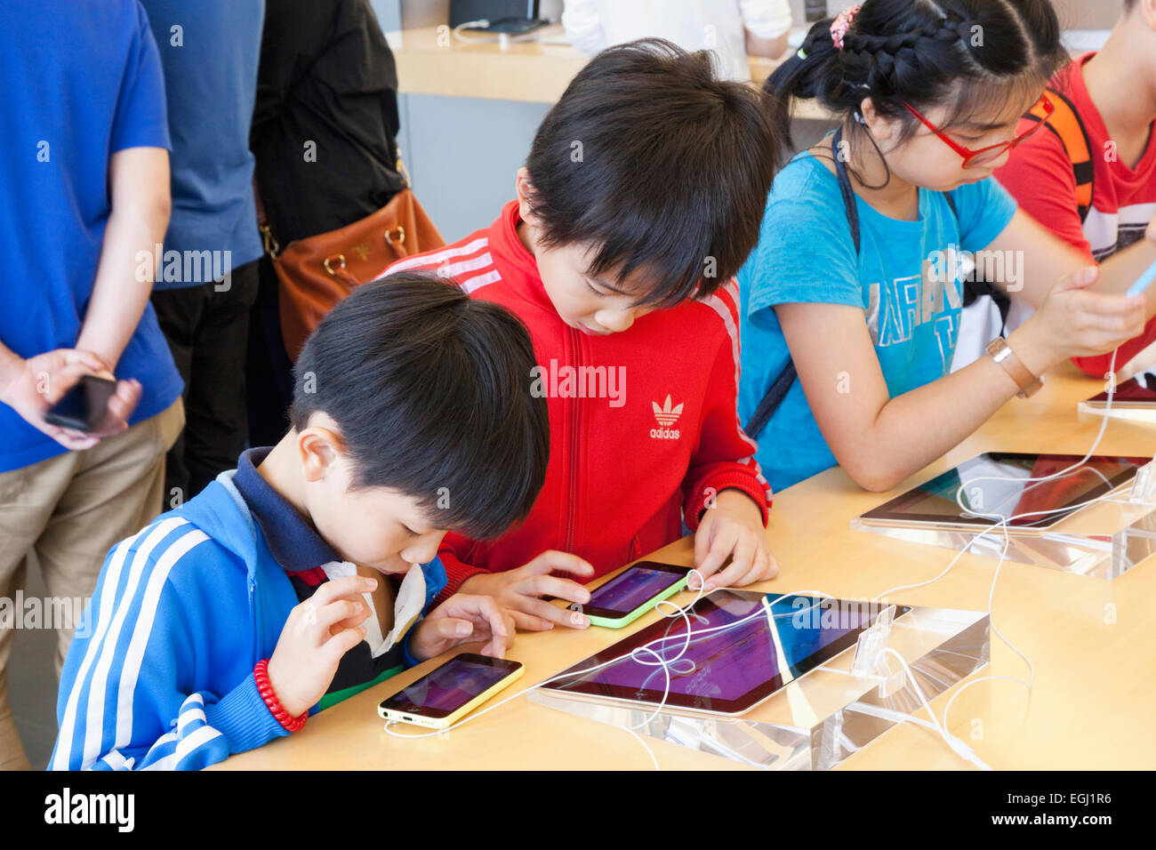 Apple store children hi-res stock photography and images - Alamy