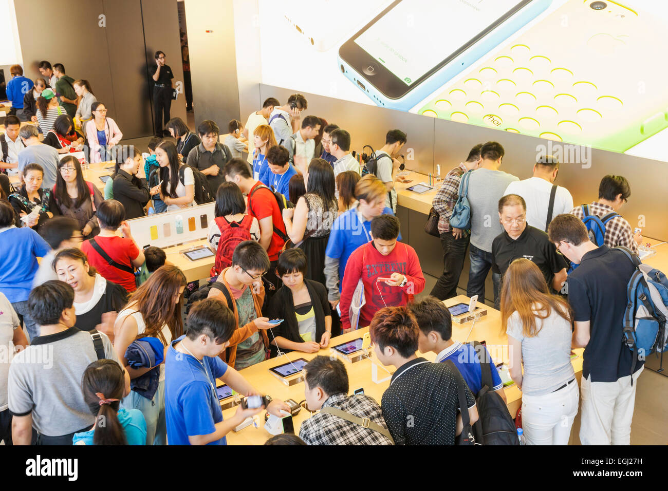 Crowd apple store shopping hi-res stock photography and images - Alamy