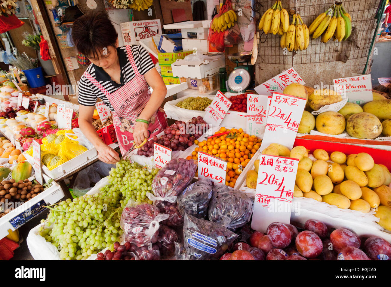 China, Hong Kong, Fruit Shop Display Stock Photo - Alamy