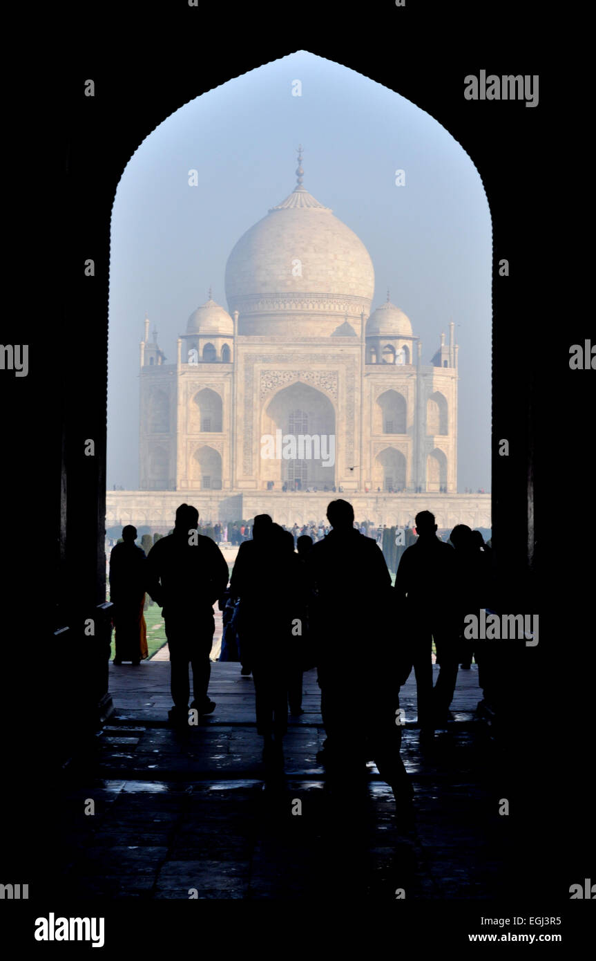 People under arch hi-res stock photography and images - Alamy