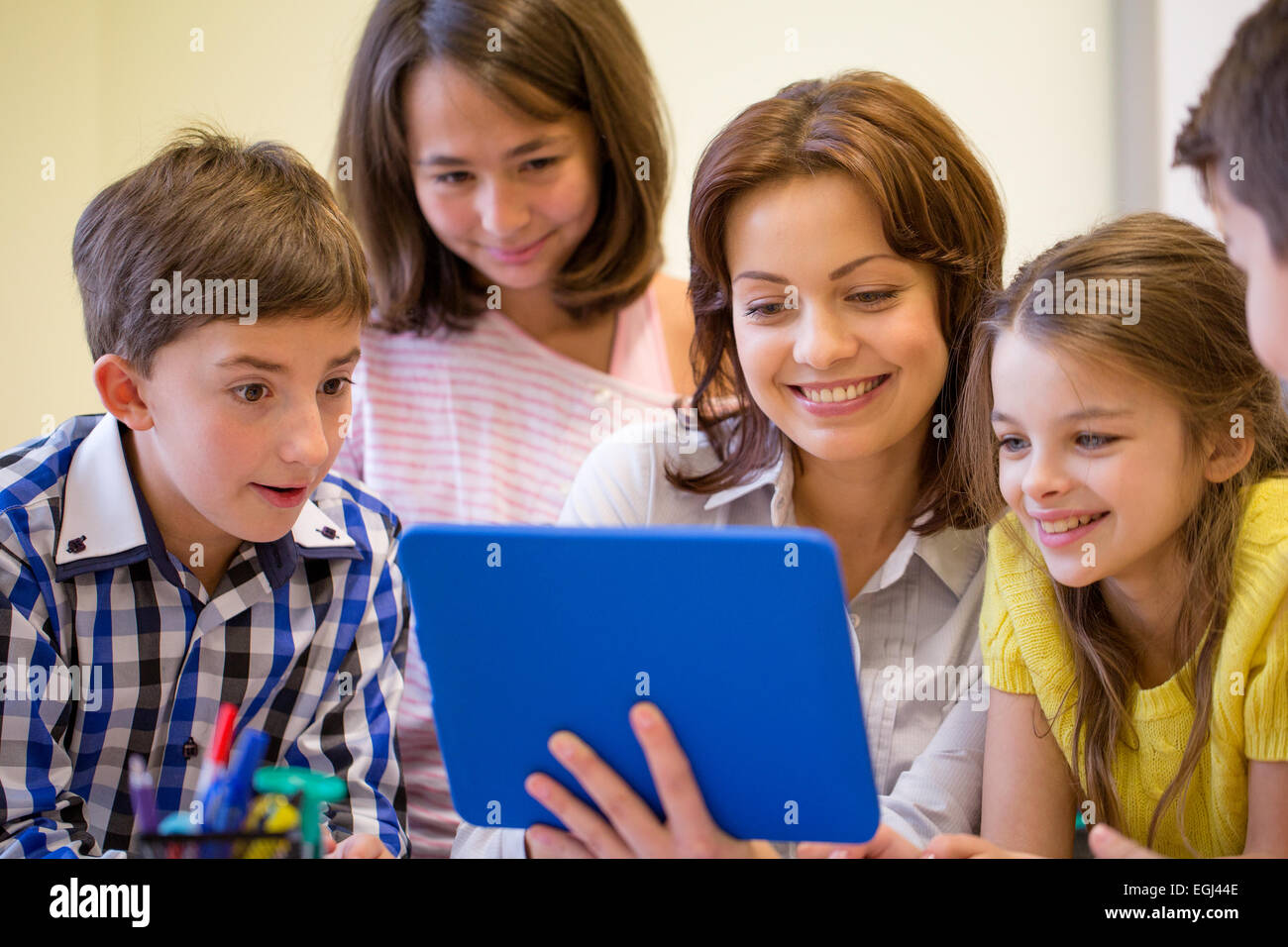 group of kids with teacher and tablet pc at school Stock Photo - Alamy