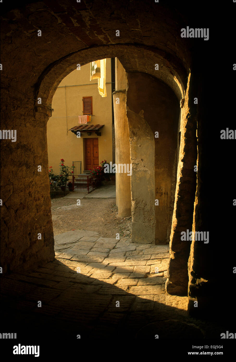 Arched passageway in Volterra, Tuscany Stock Photo - Alamy
