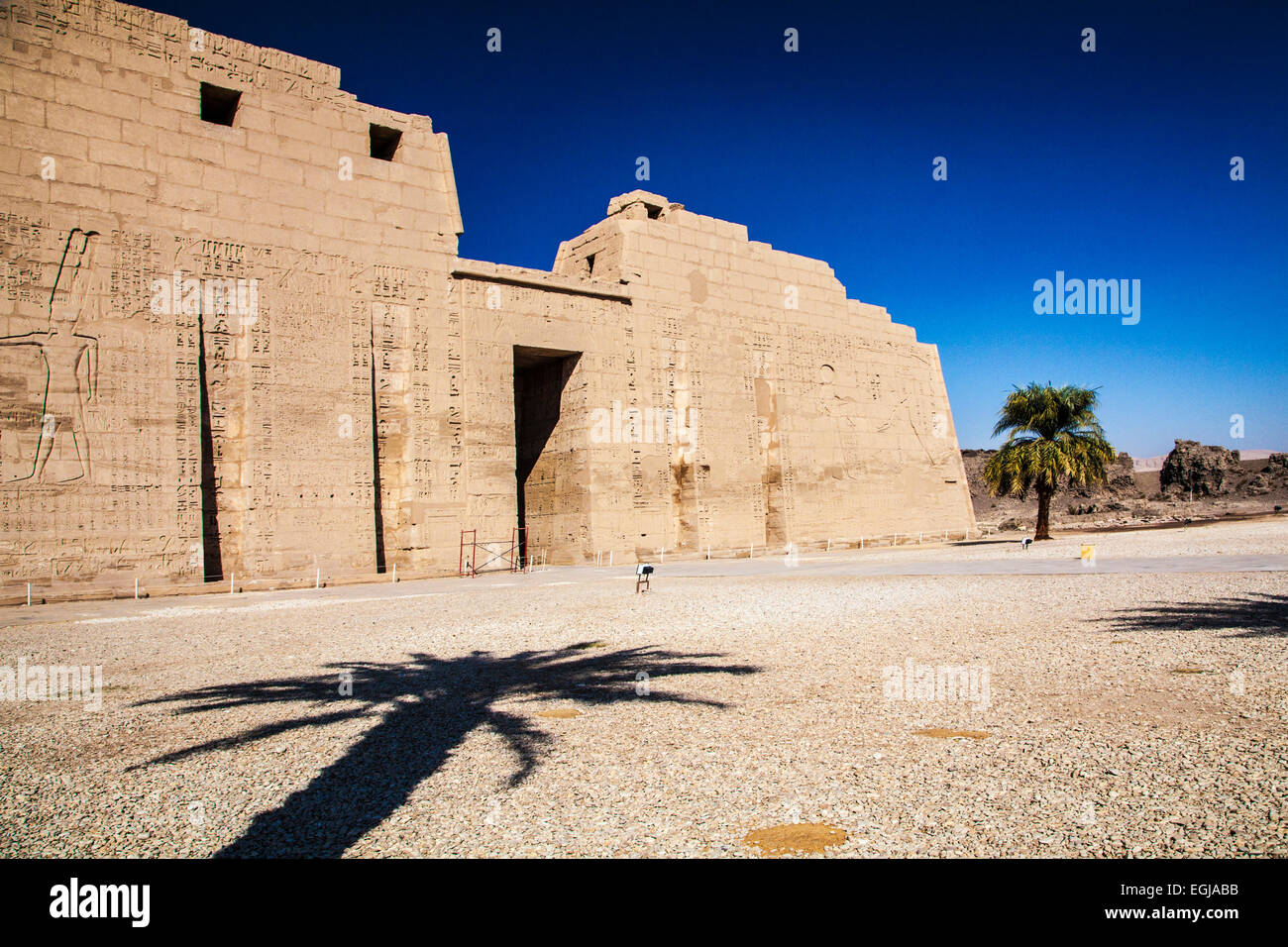 Medinet habu hi-res stock photography and images - Alamy