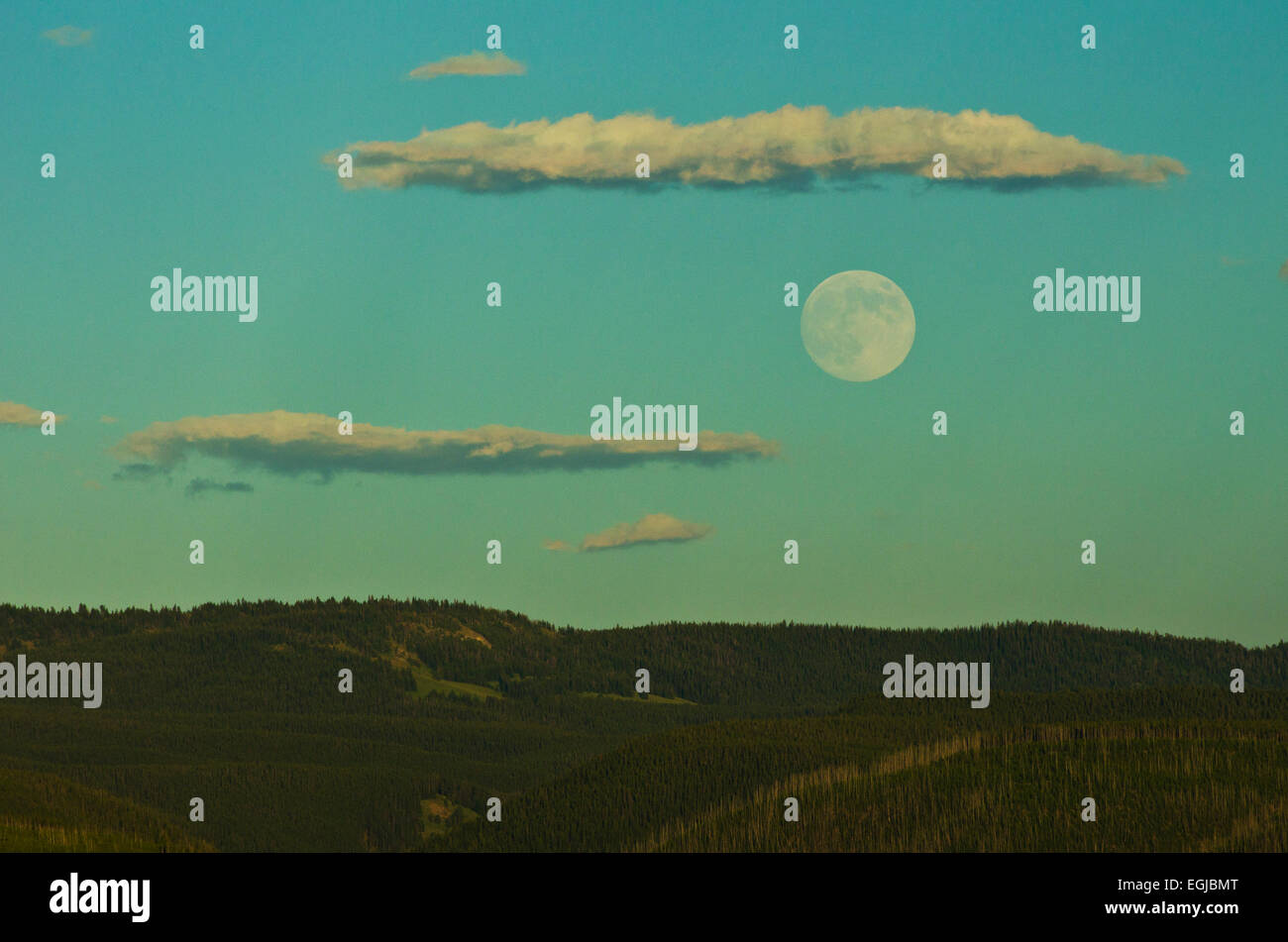 Full moon rise over mountains hi-res stock photography and images - Alamy