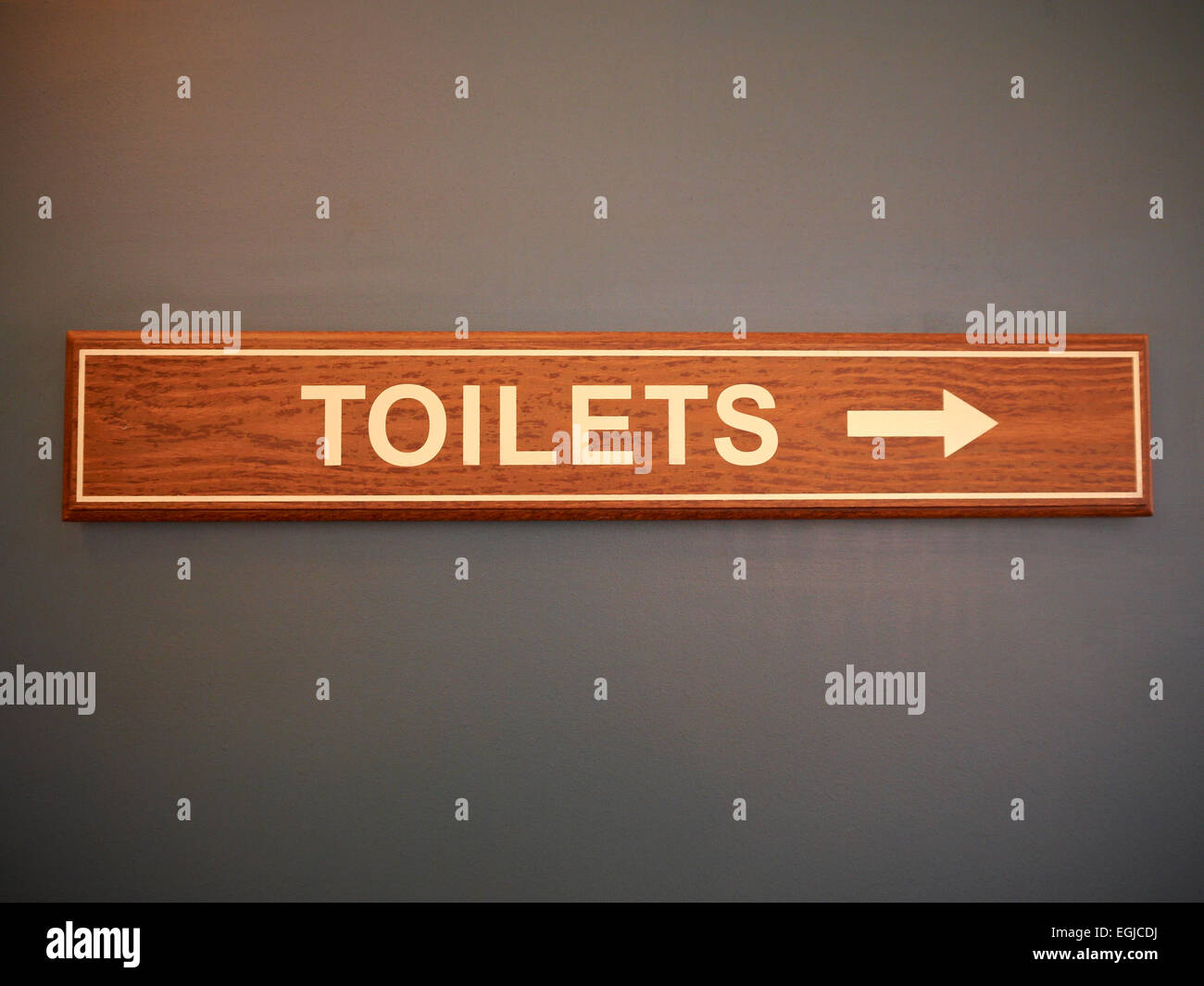Toilets to the right sign Stock Photo - Alamy