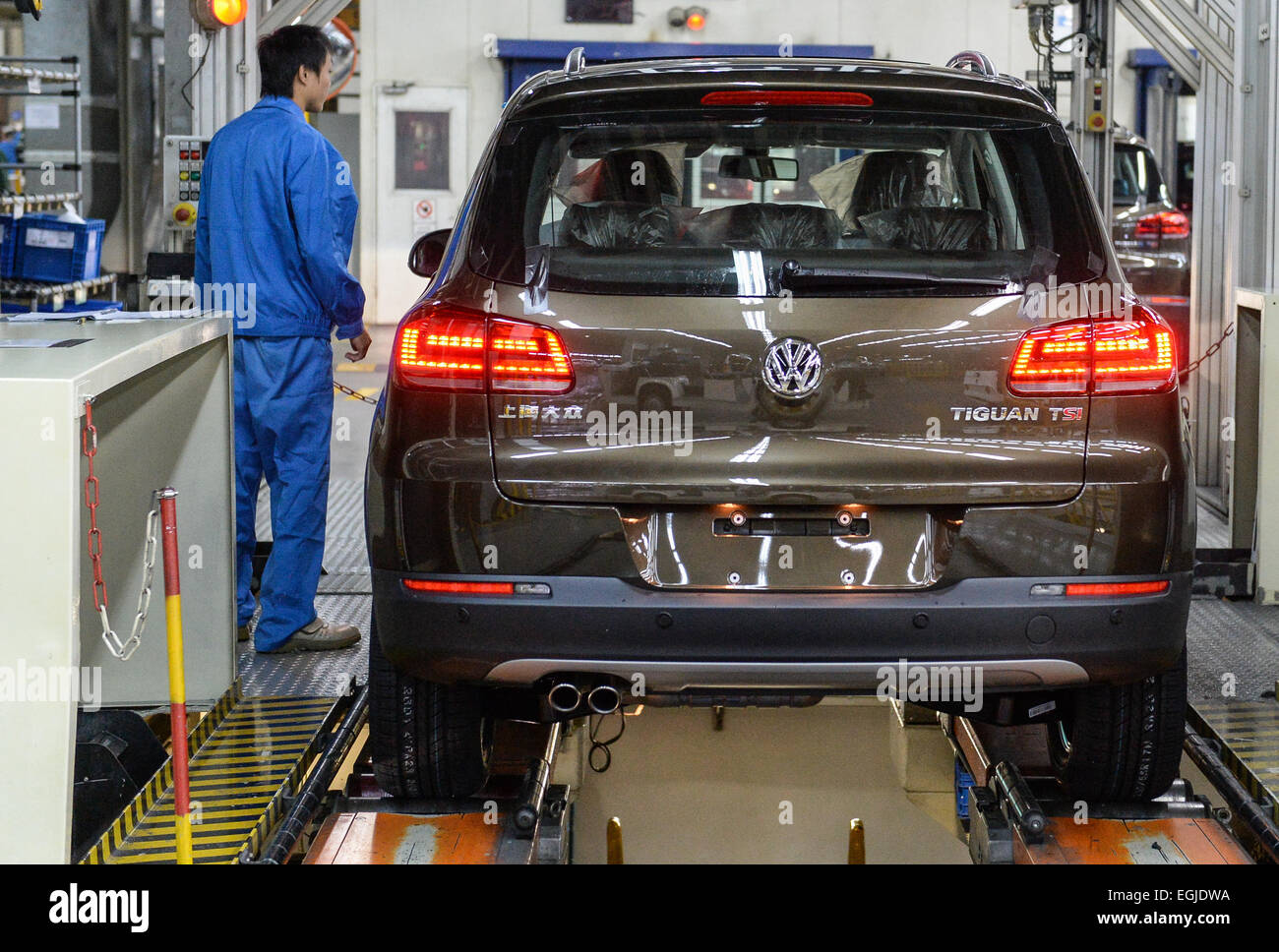 Shanghai, China. 11th Nov, 2015. Employees check a VW Tiguan in the ...