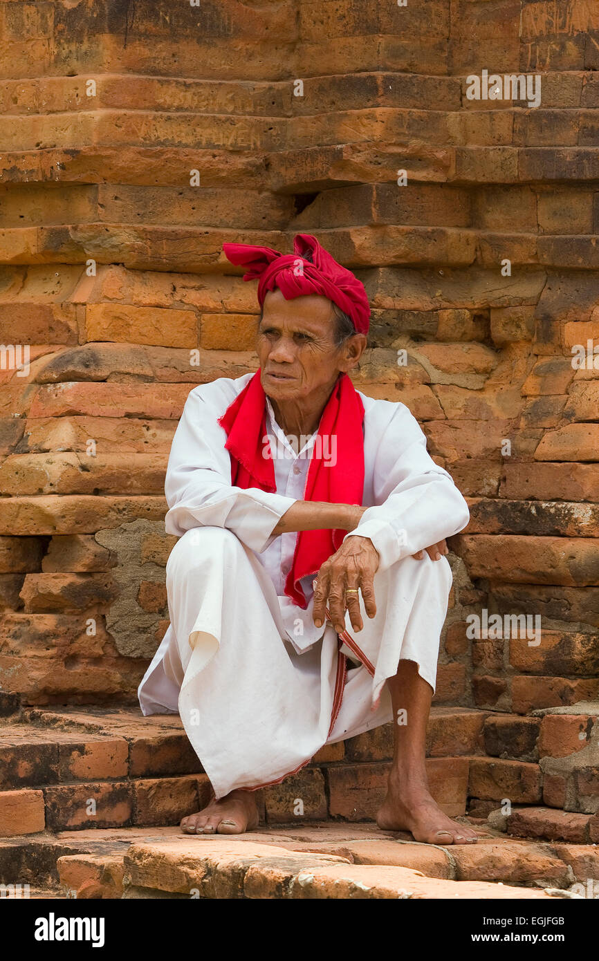 Vietnamese priest in the po klong garai tower hi-res stock photography ...
