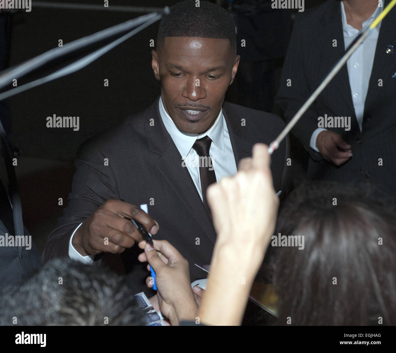 Hollywood, California, USA. 20th Nov, 2014. Jamie Fox greets fans ...