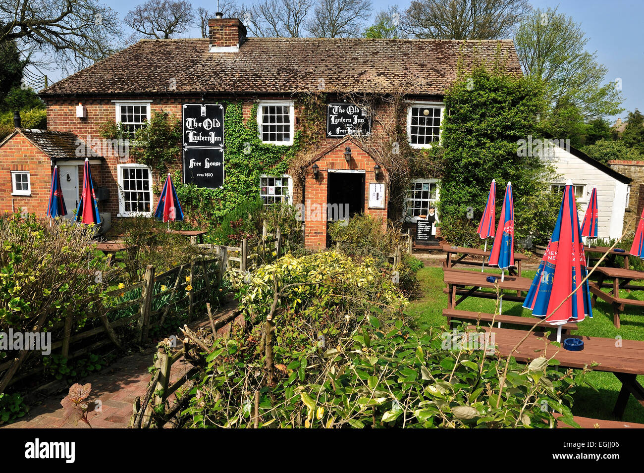 Old pub exterior hi-res stock photography and images - Alamy
