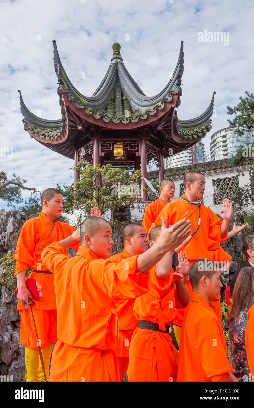 China shaolin monks kung hi-res stock photography and images - Alamy