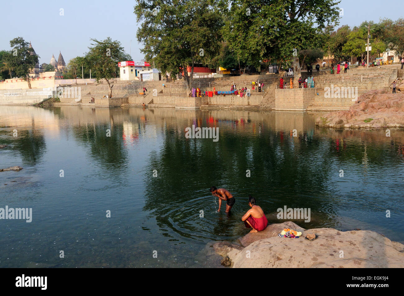 Hindu ritual bathing hi-res stock photography and images - Alamy
