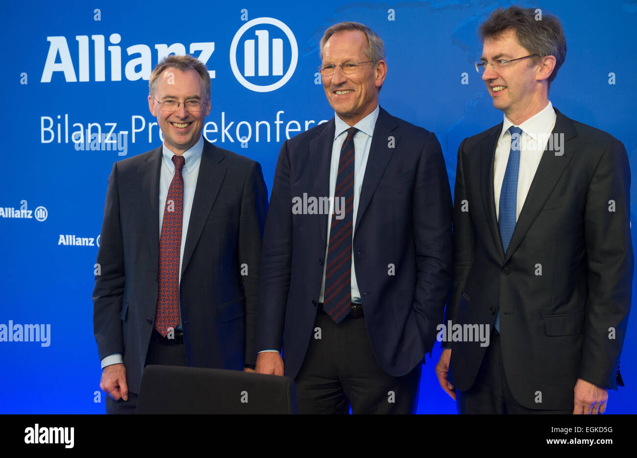 Allianz chief executive Michael Diekmann (m), Maximilian Zimmerer (r ...