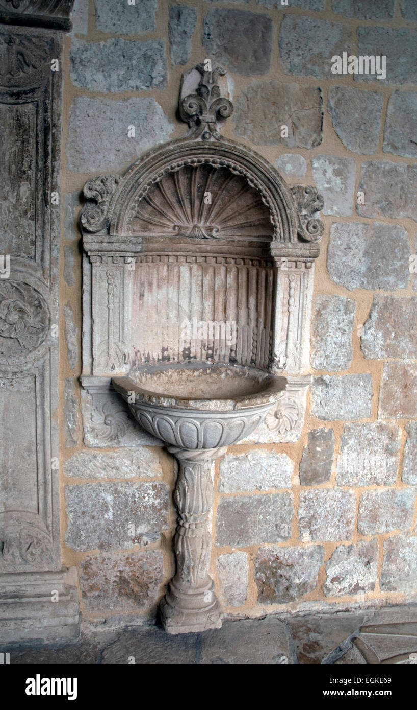 CROATIA; DUBROVNIK OLD TOWN; WATER STOUP Stock Photo - Alamy