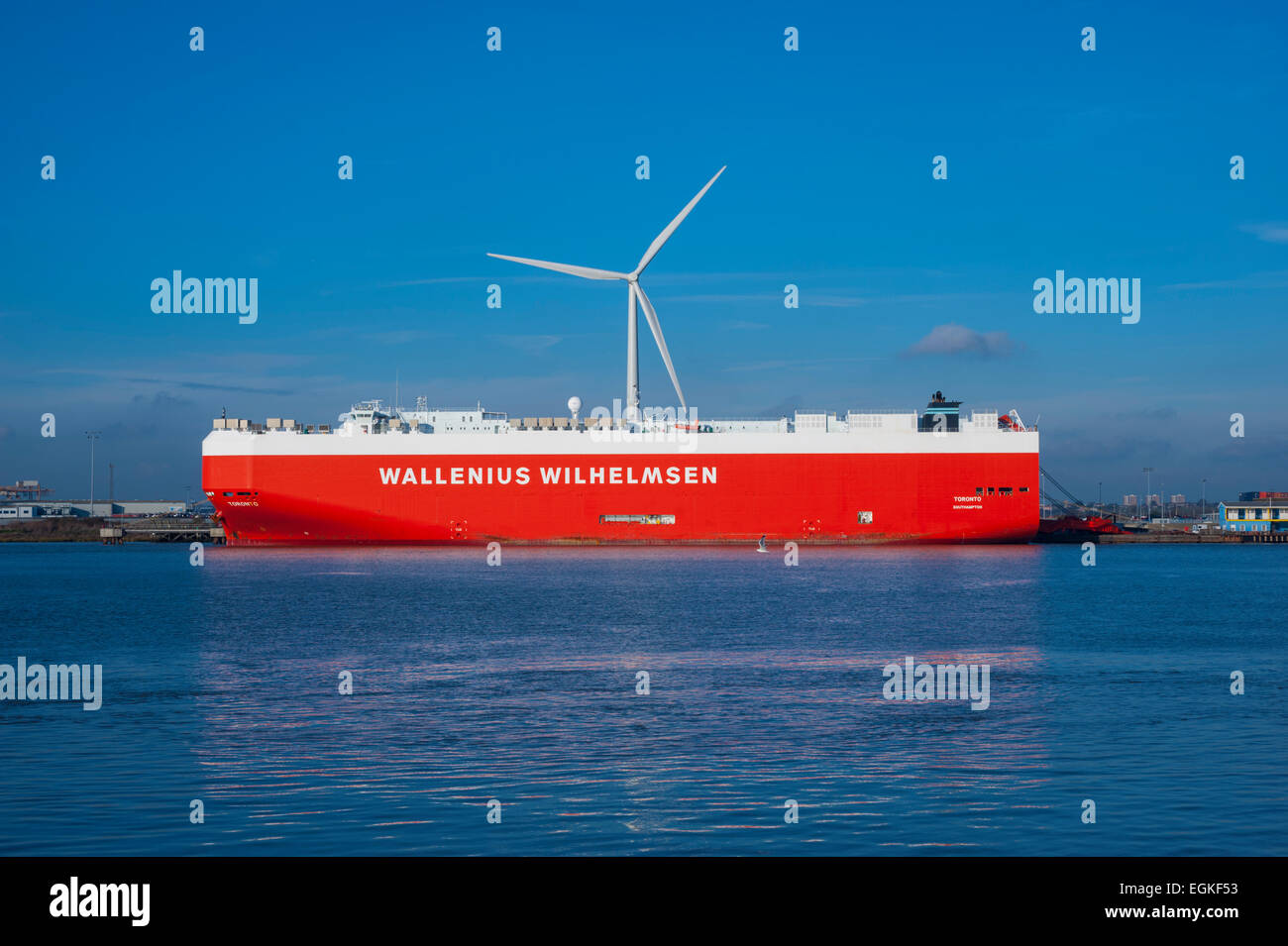 Mooring lines ship sun hi-res stock photography and images - Alamy