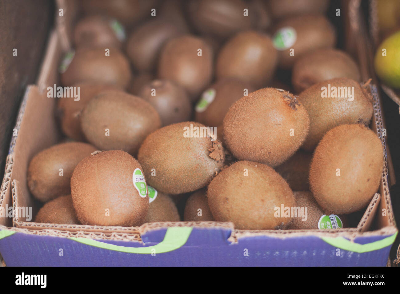 Box of Kiwis Stock Photo - Alamy