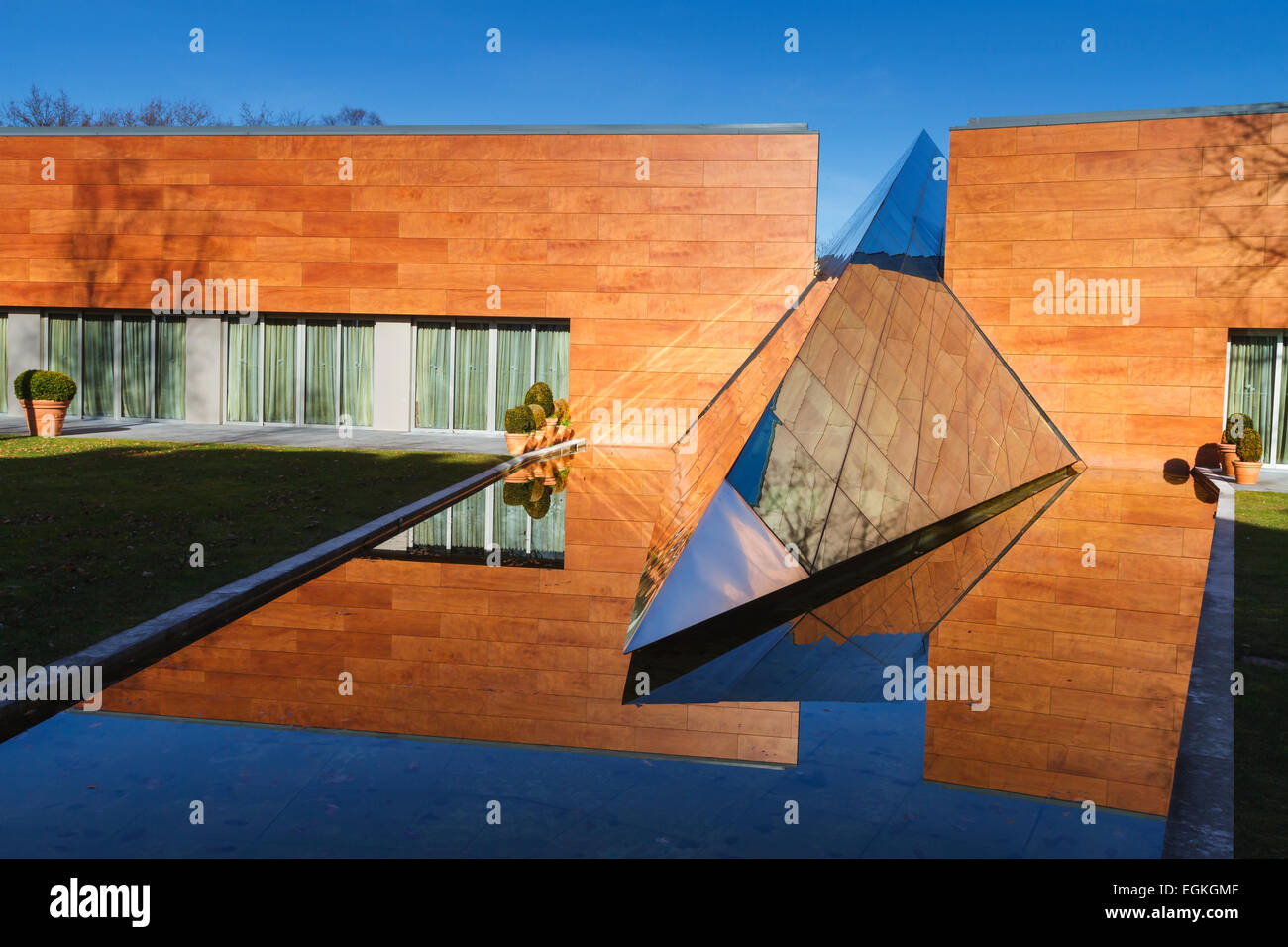 Modern edifice hi-res stock photography and images - Alamy