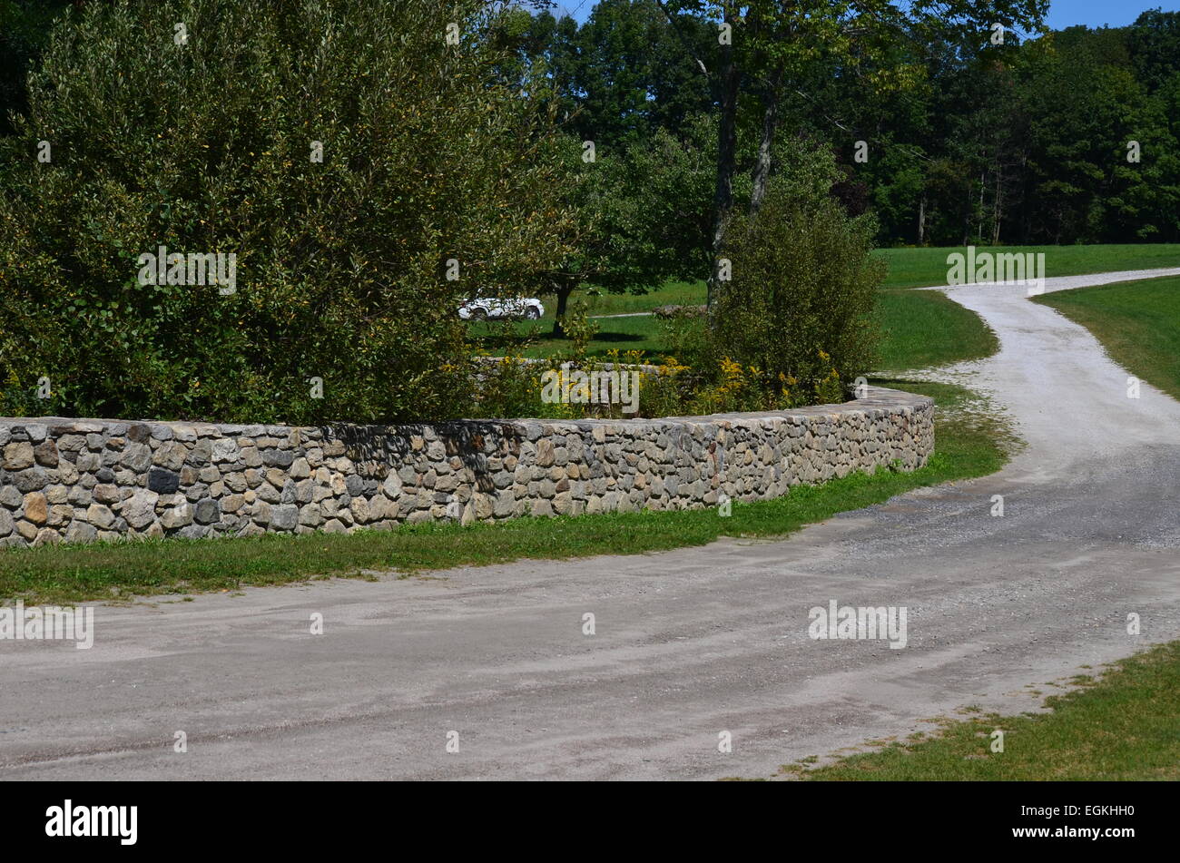 Gravel road with stone walls hi-res stock photography and images - Alamy
