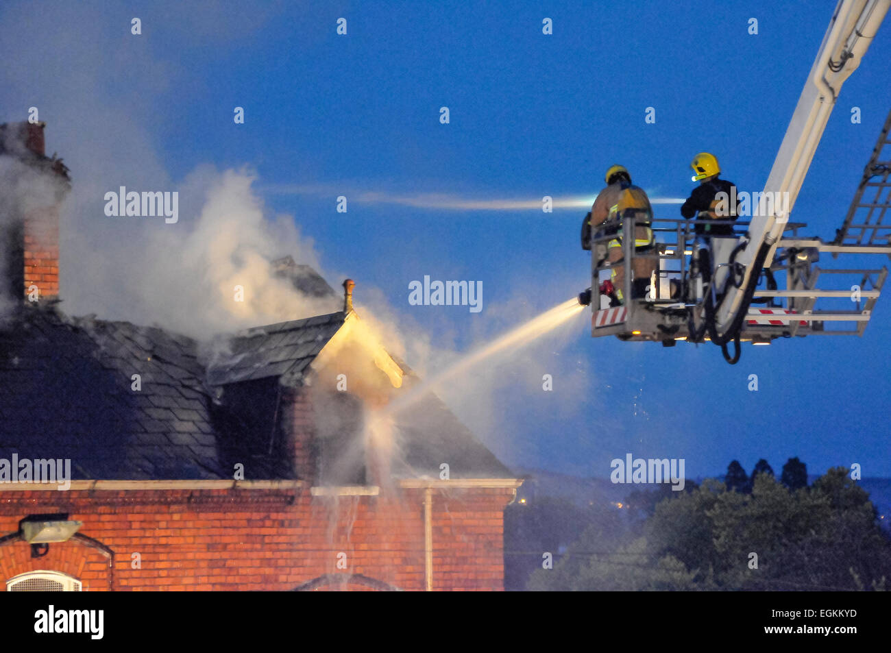 Fireman putting out building fire hi-res stock photography and images ...