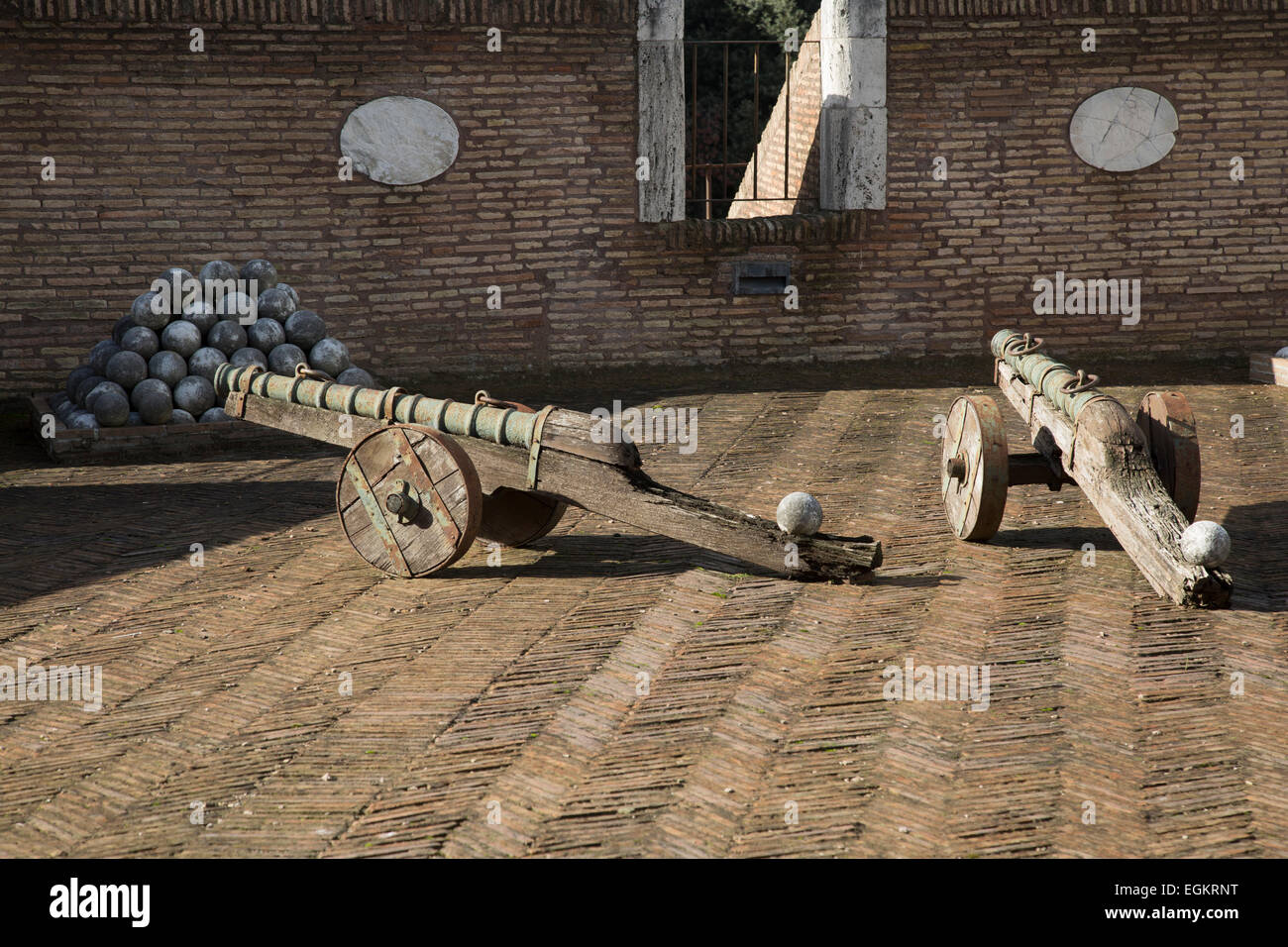 Medieval canons hi-res stock photography and images - Alamy