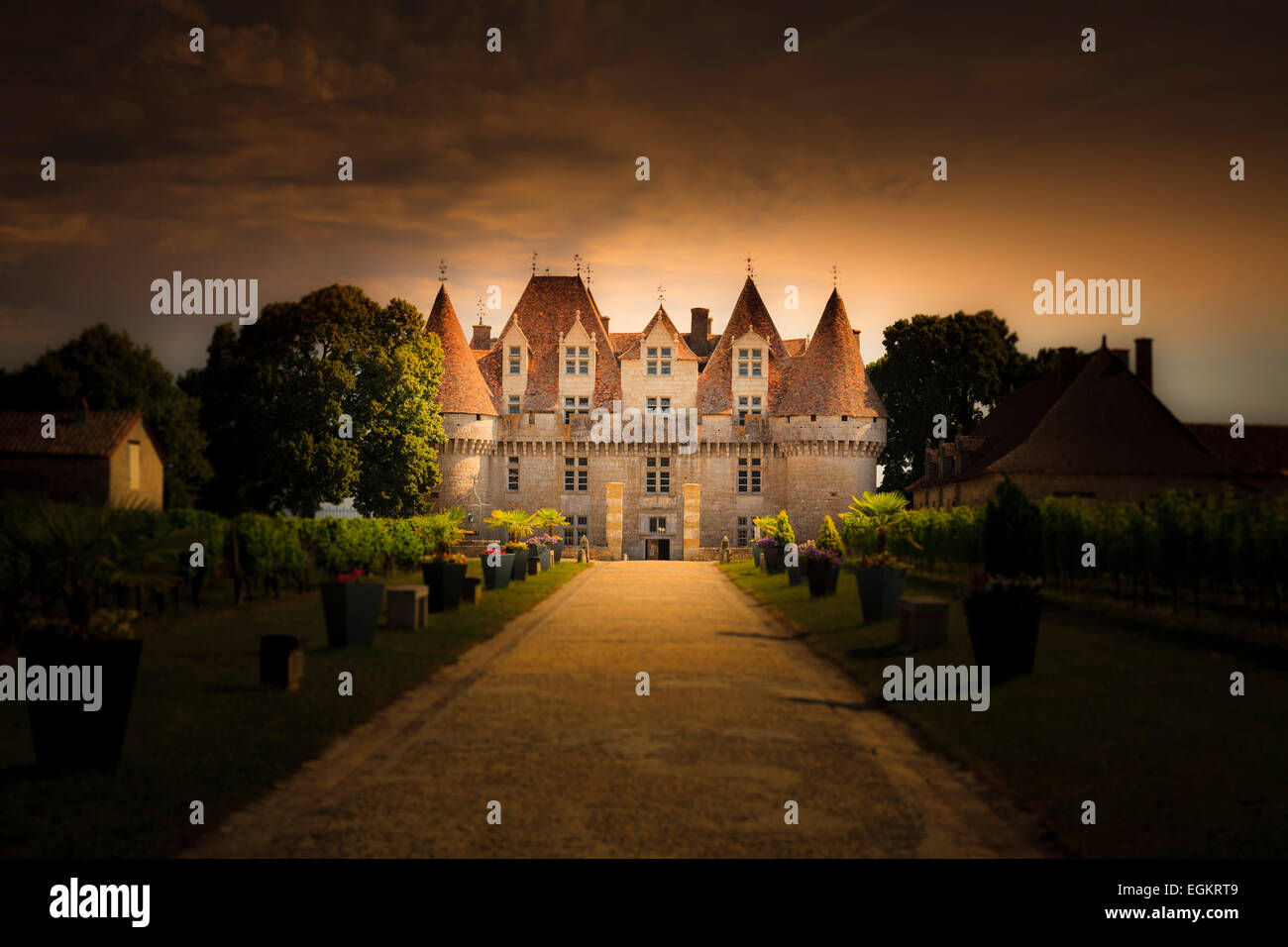 Entrance french chateau hi-res stock photography and images - Alamy