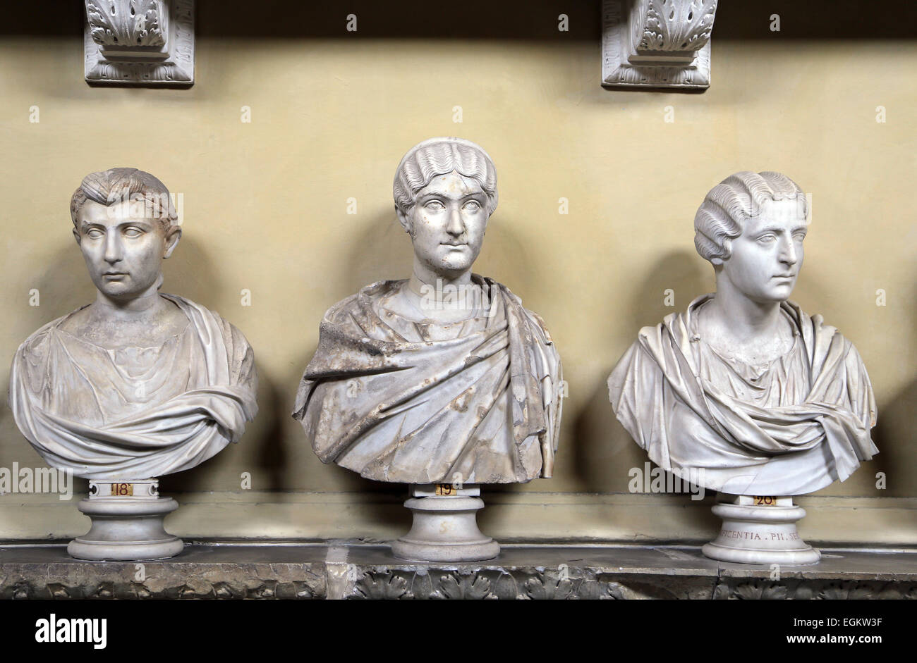 Roman woman statue hi-res stock photography and images - Alamy