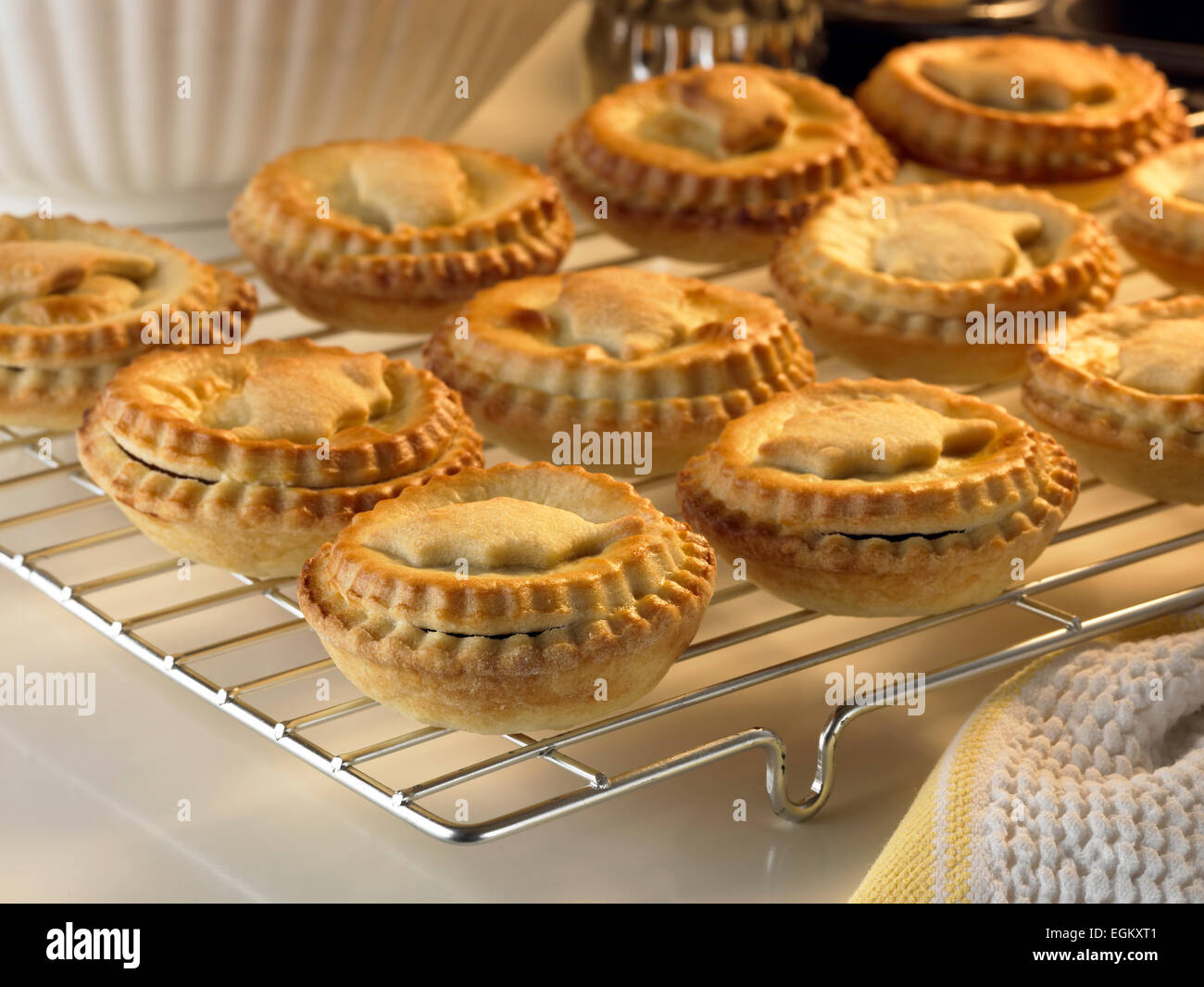 How to cook pies hi-res stock photography and images - Alamy