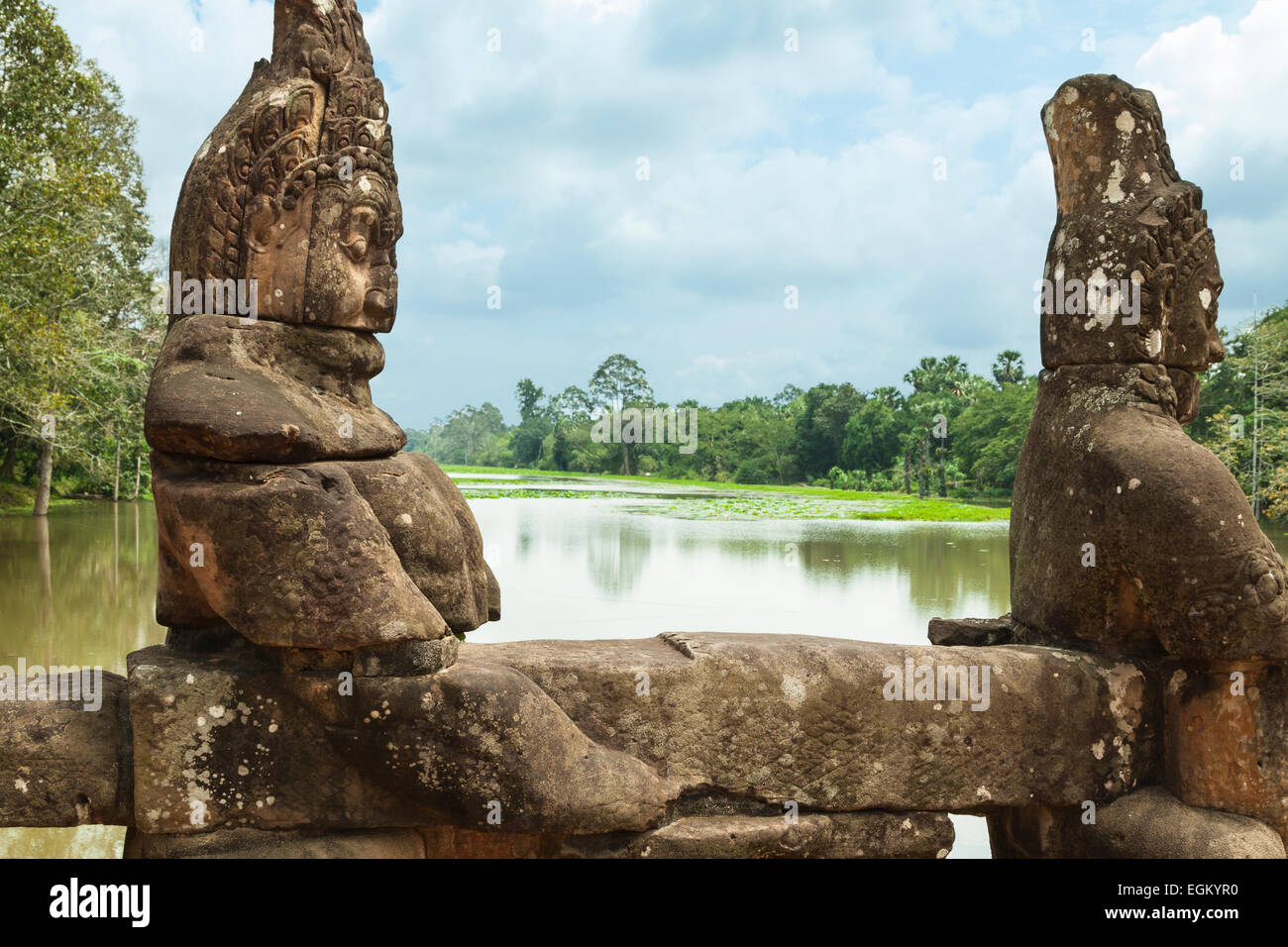 Gate guardian statue - Angkor wat, Cambodia Stock Photo - Alamy